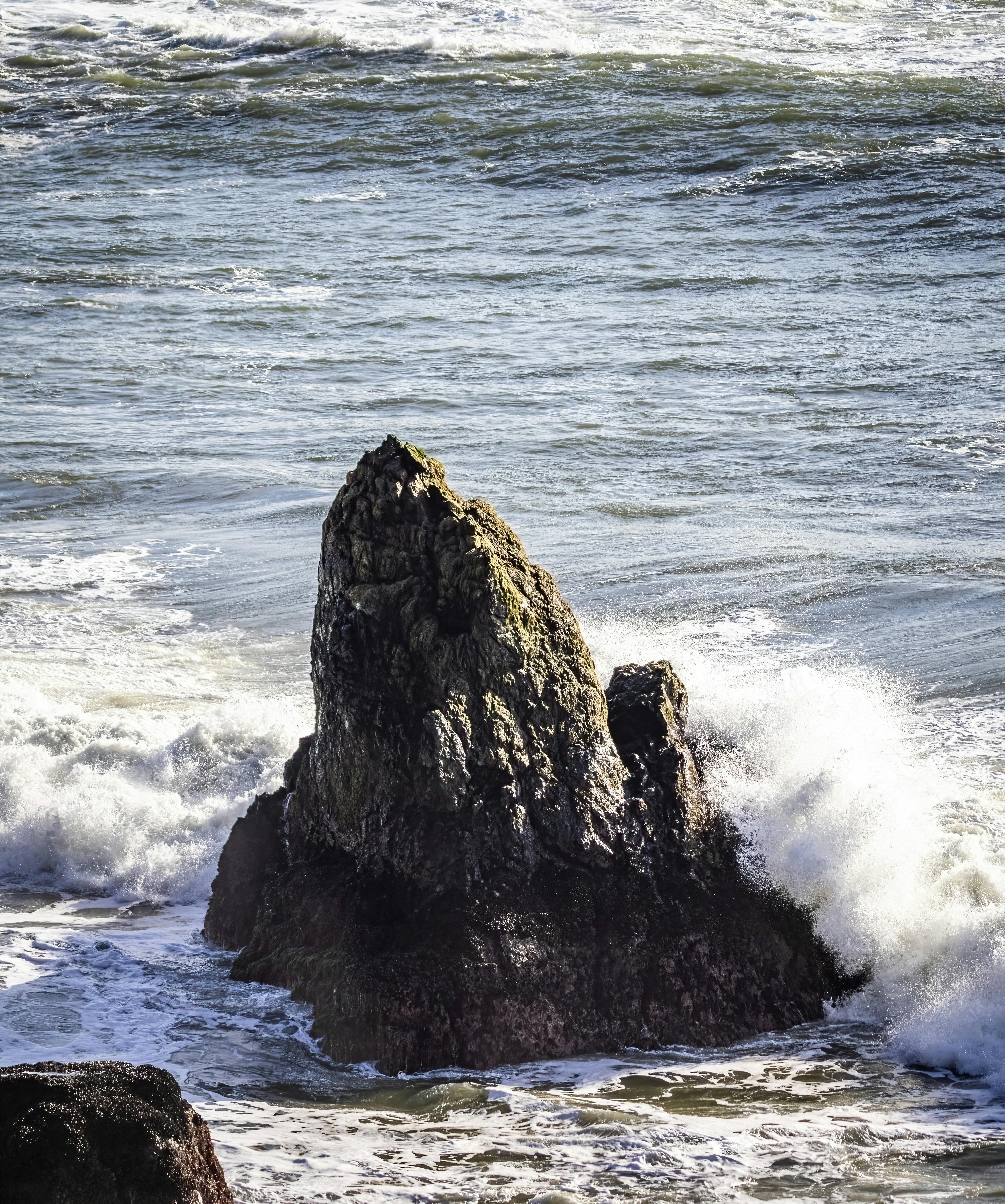 Wave Crushing on Rock · Free Stock Photo