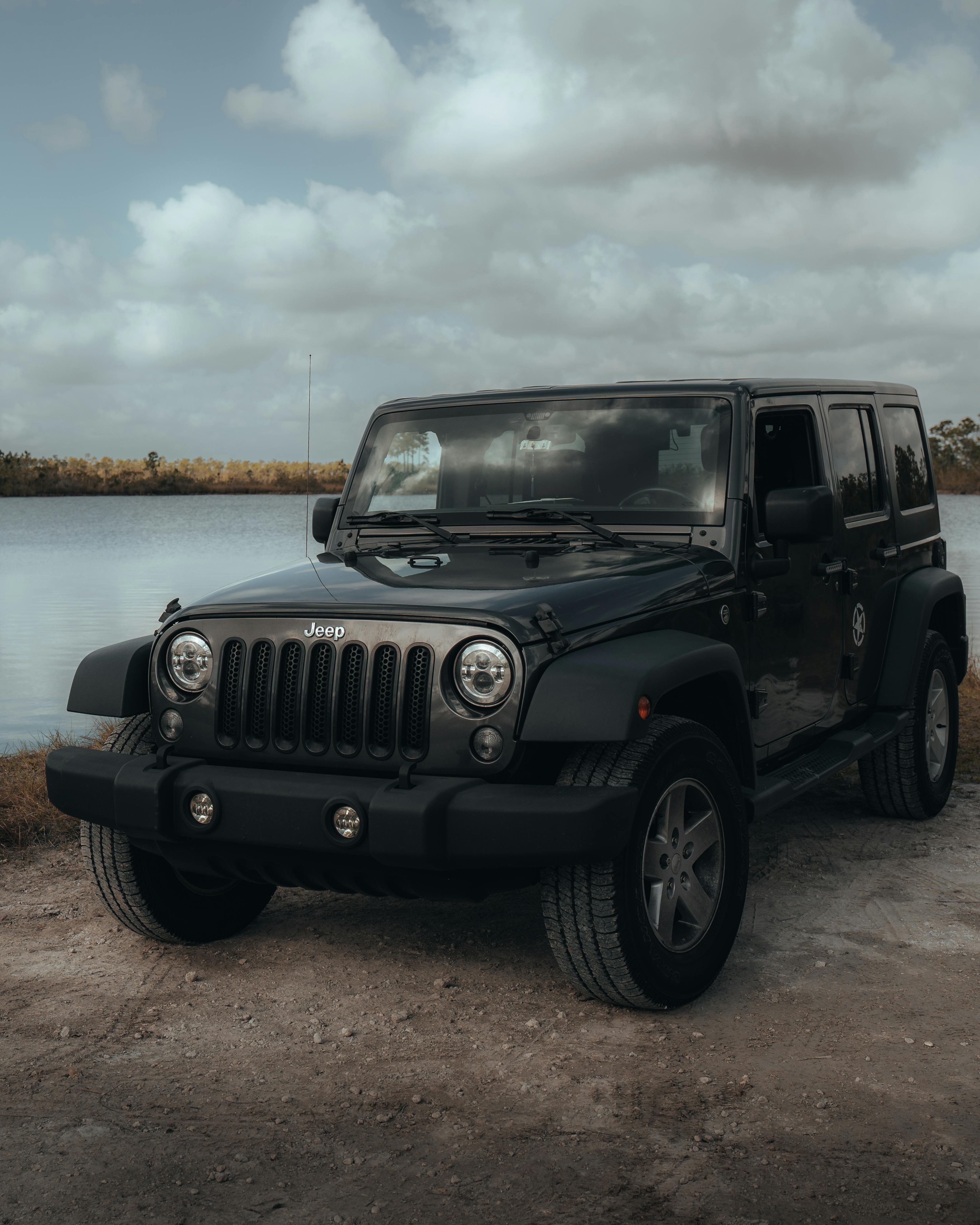 Jeep Parked by Lake · Free Stock Photo