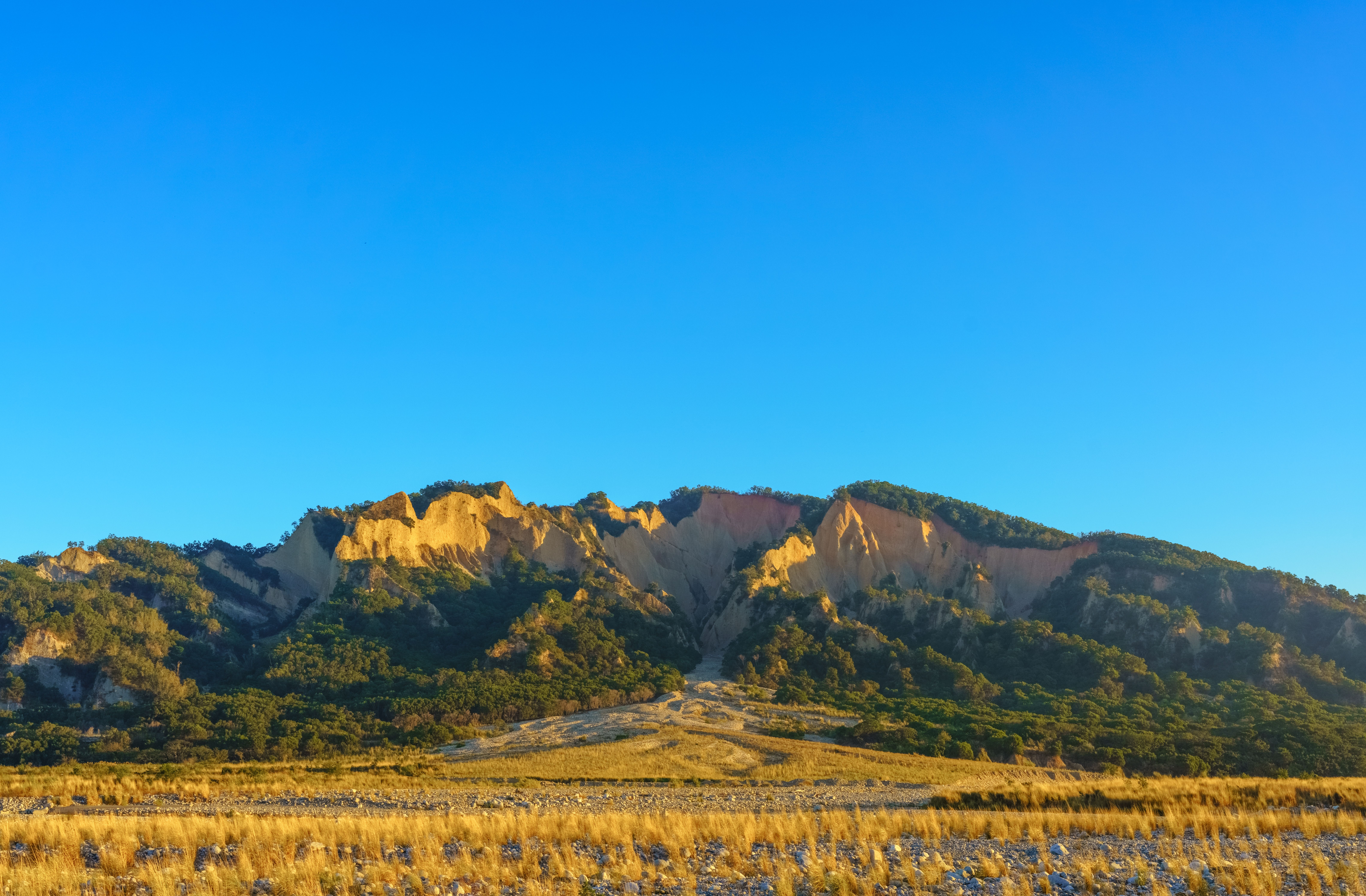 Mountain Range in Sunlight · Free Stock Photo