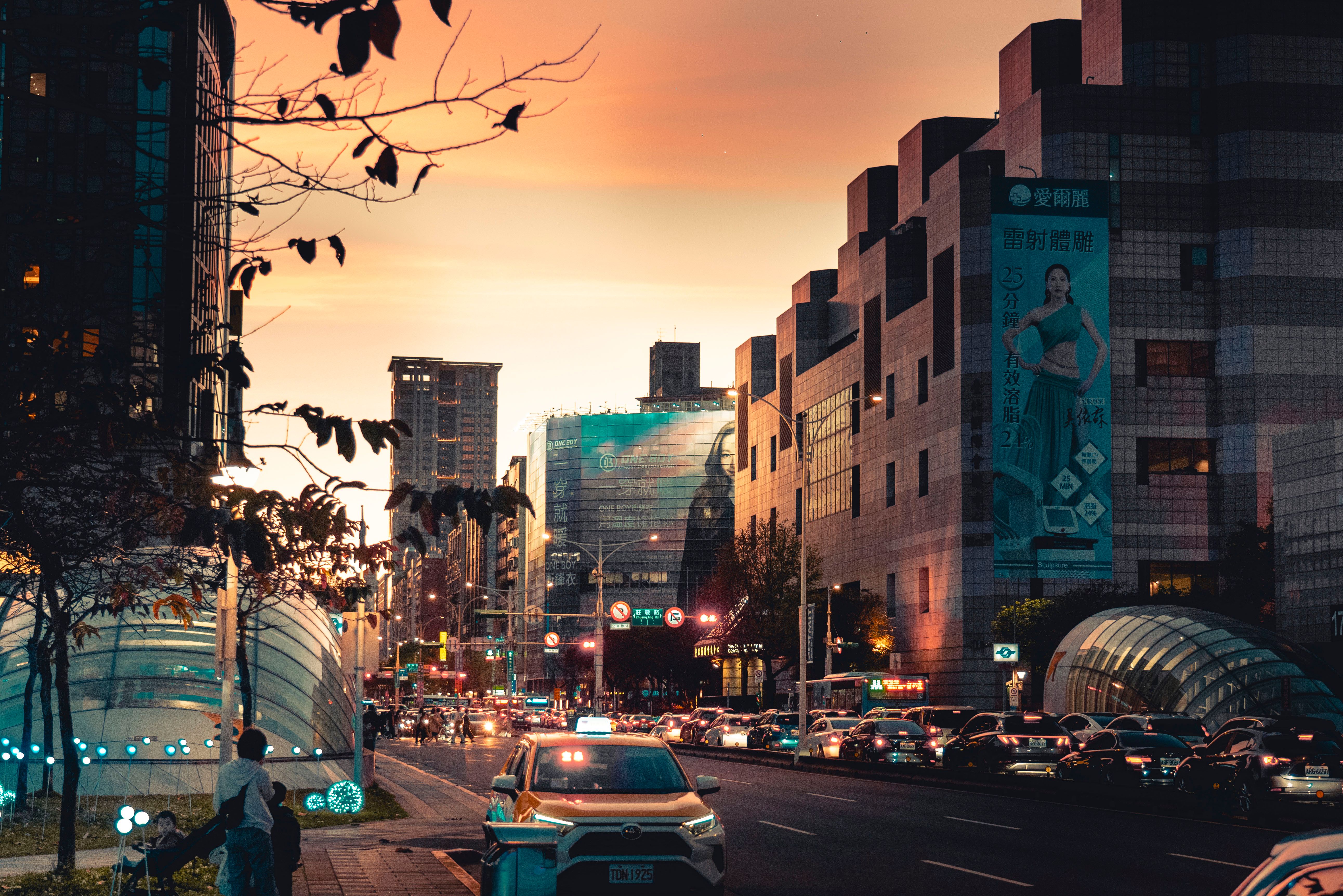 A Busy City Street in the Evening · Free Stock Photo