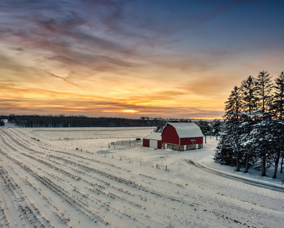 Winter Farmhouse Photos, Download The BEST Free Winter Farmhouse Stock ...
