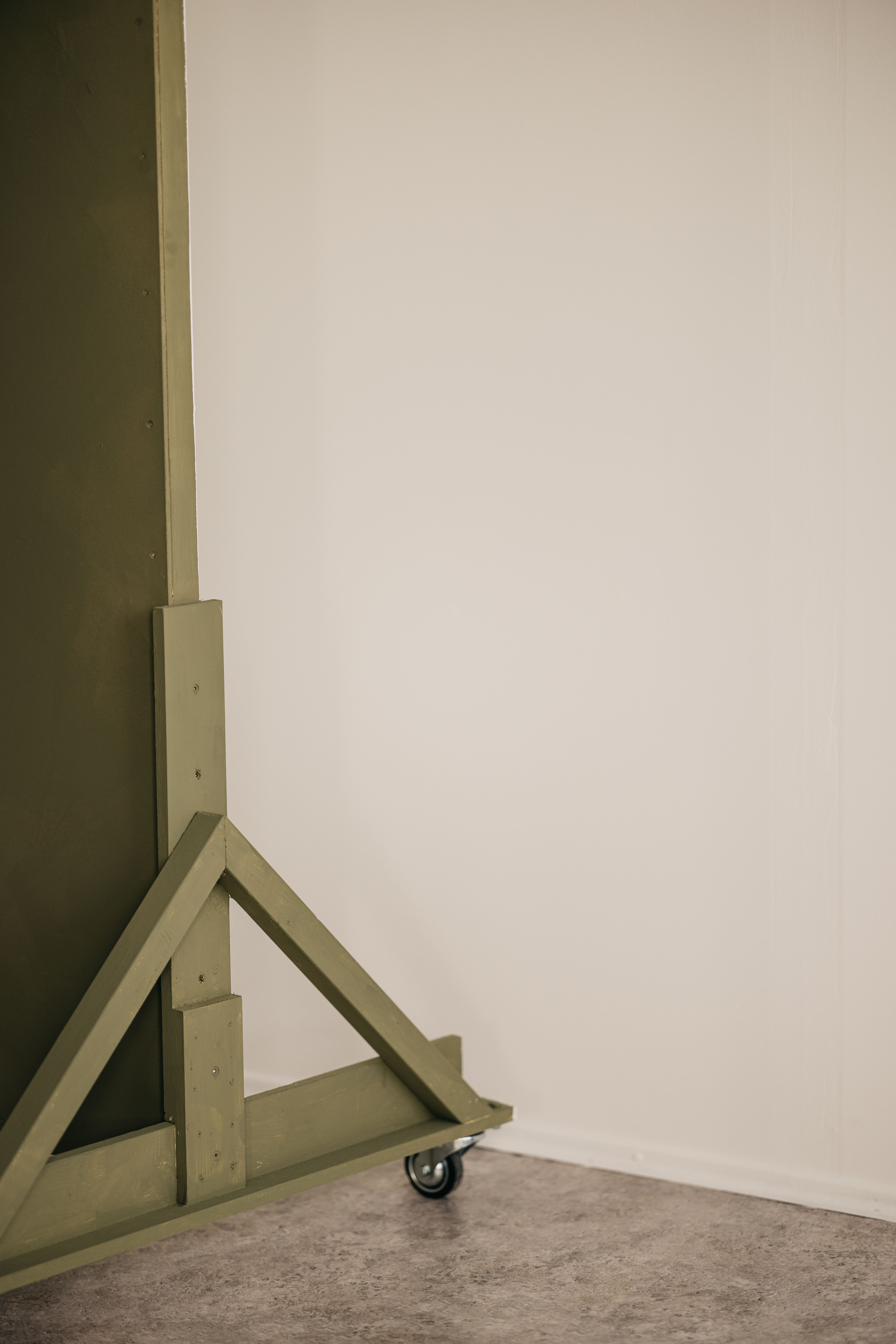 Green Easel on Rolls · Free Stock Photo