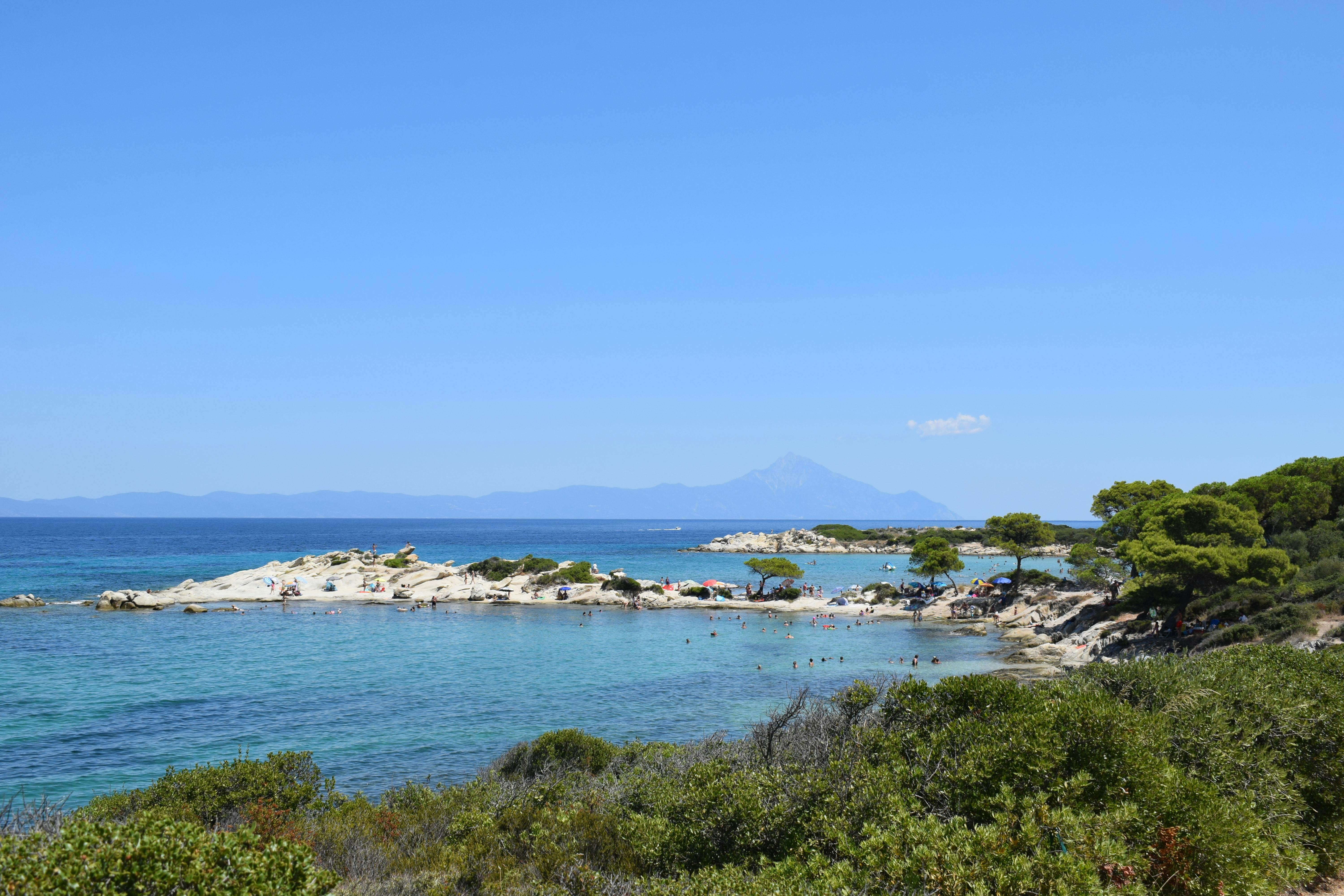 A view of the ocean and the shoreline · Free Stock Photo