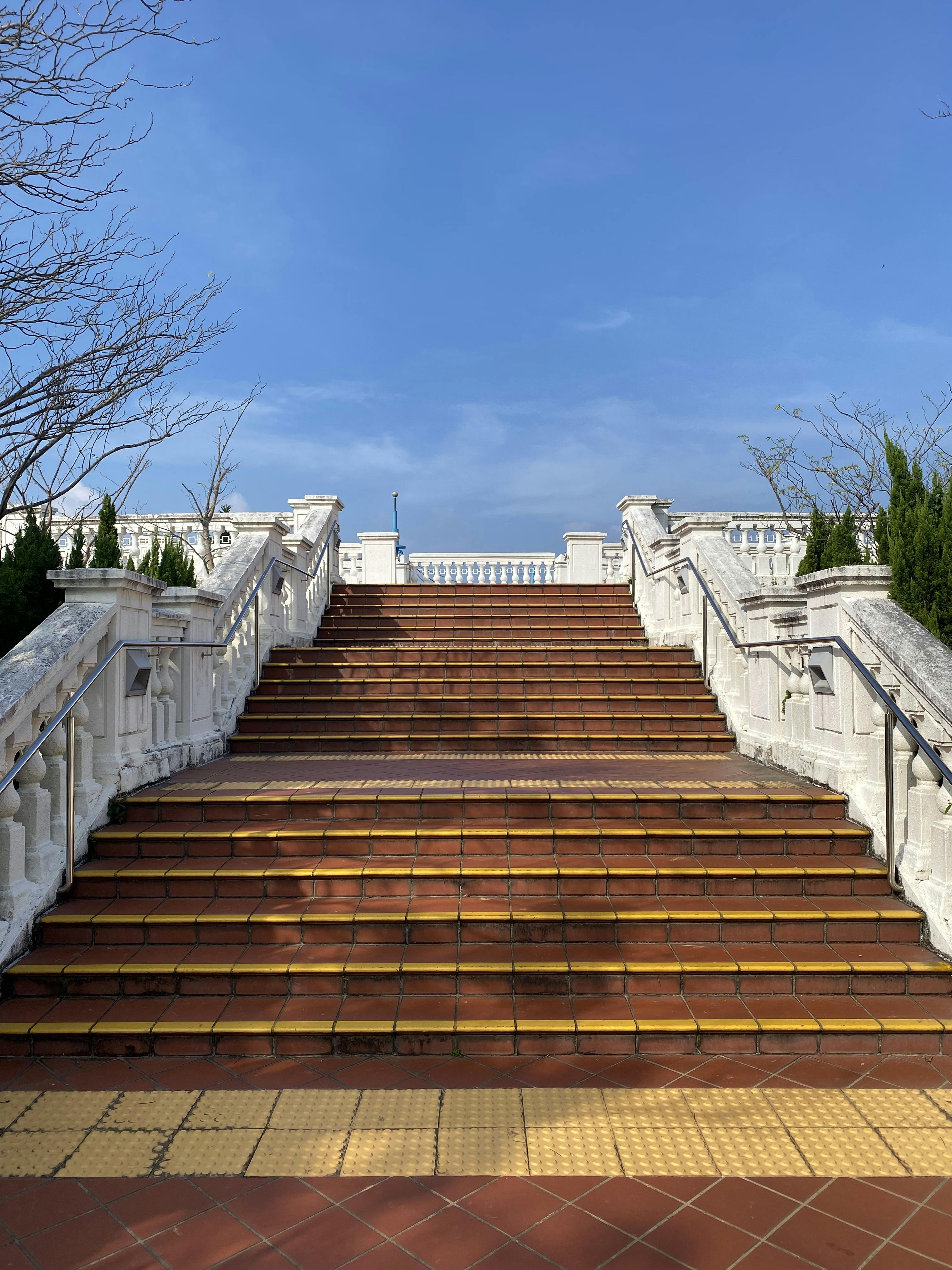 Steps Leading to a Traditional Building · Free Stock Photo