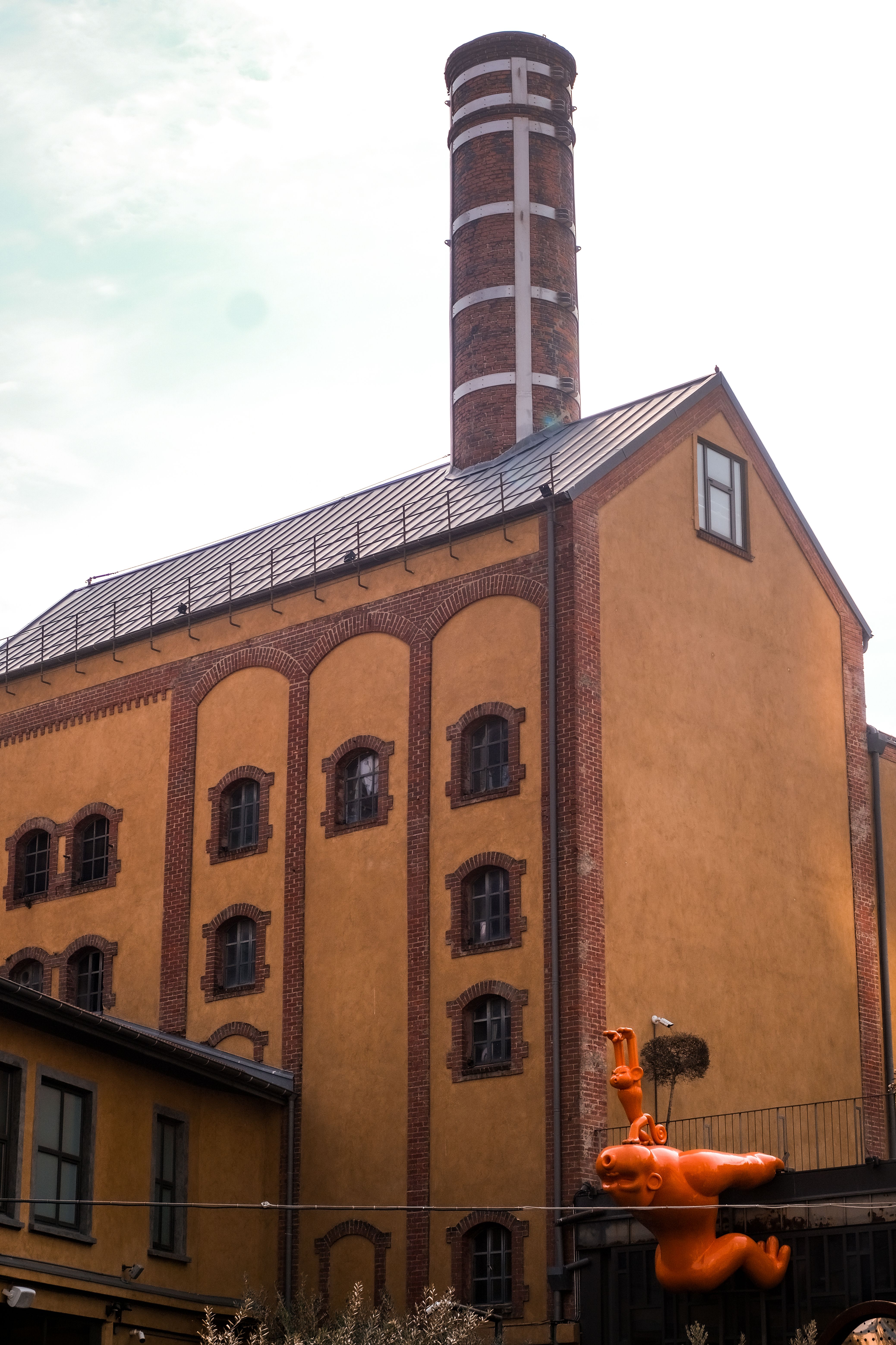 Building with Chimney · Free Stock Photo