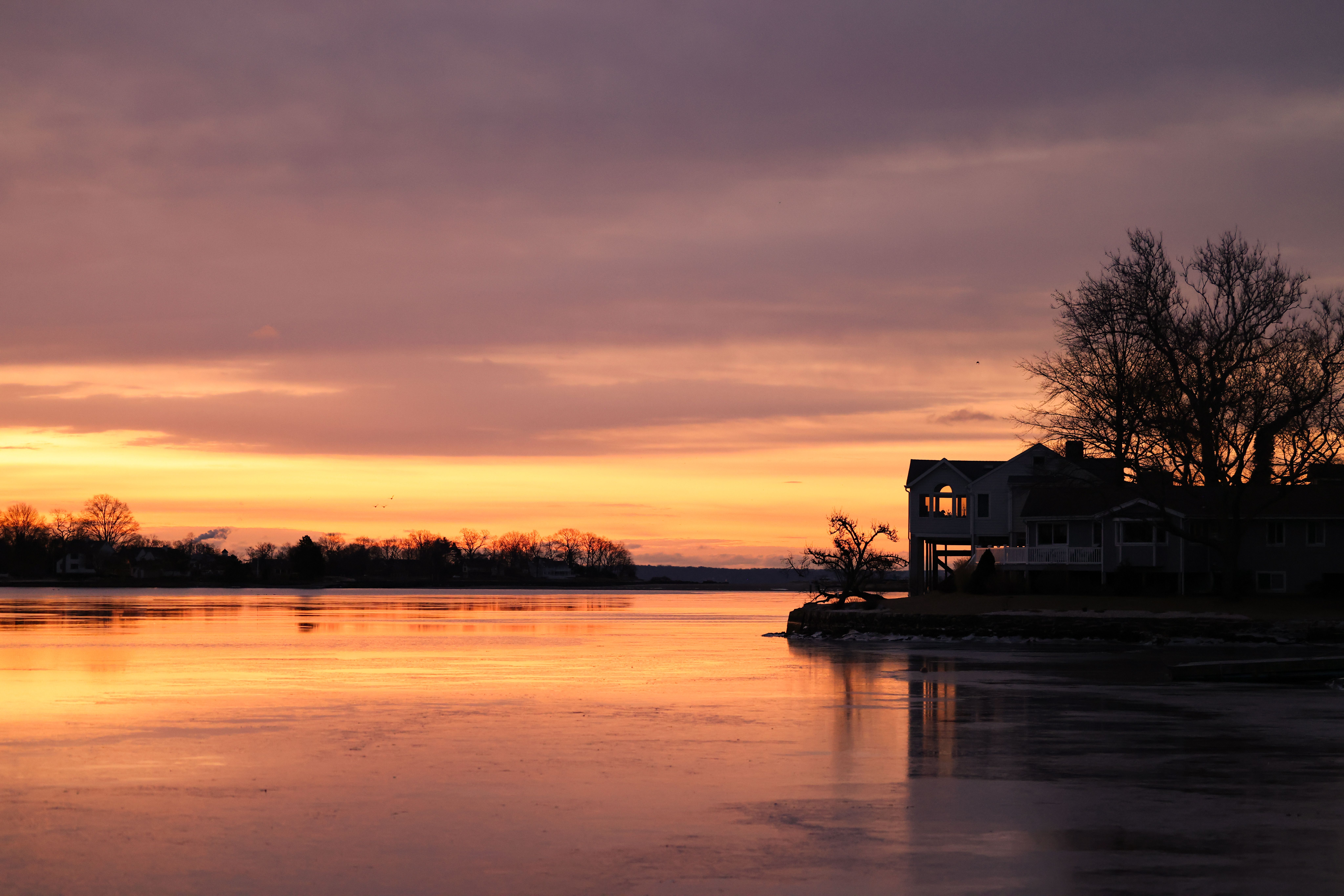 Building near Lake at Sunset · Free Stock Photo