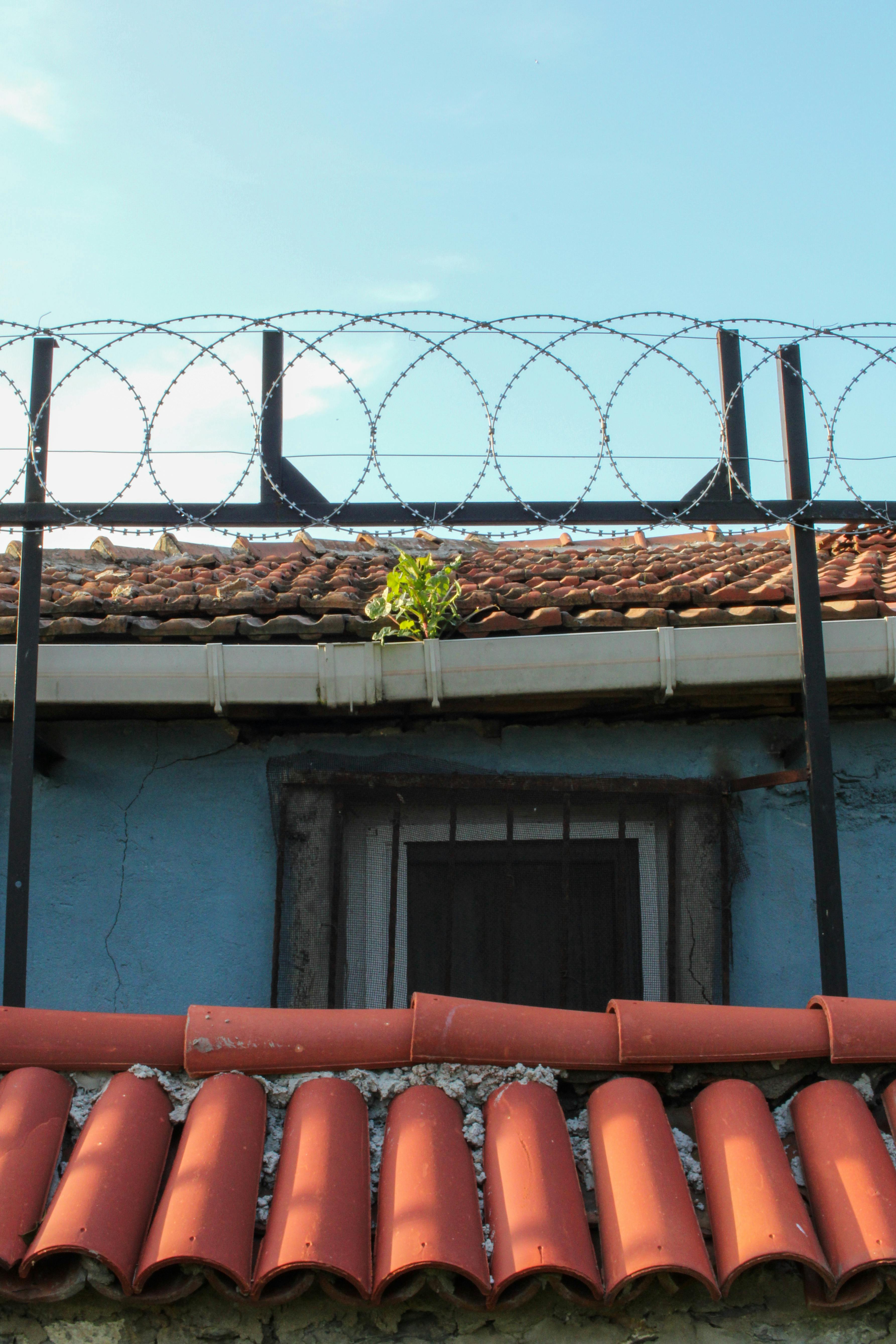 Barbed Wire on Roof of Buil · Free Stock Photo