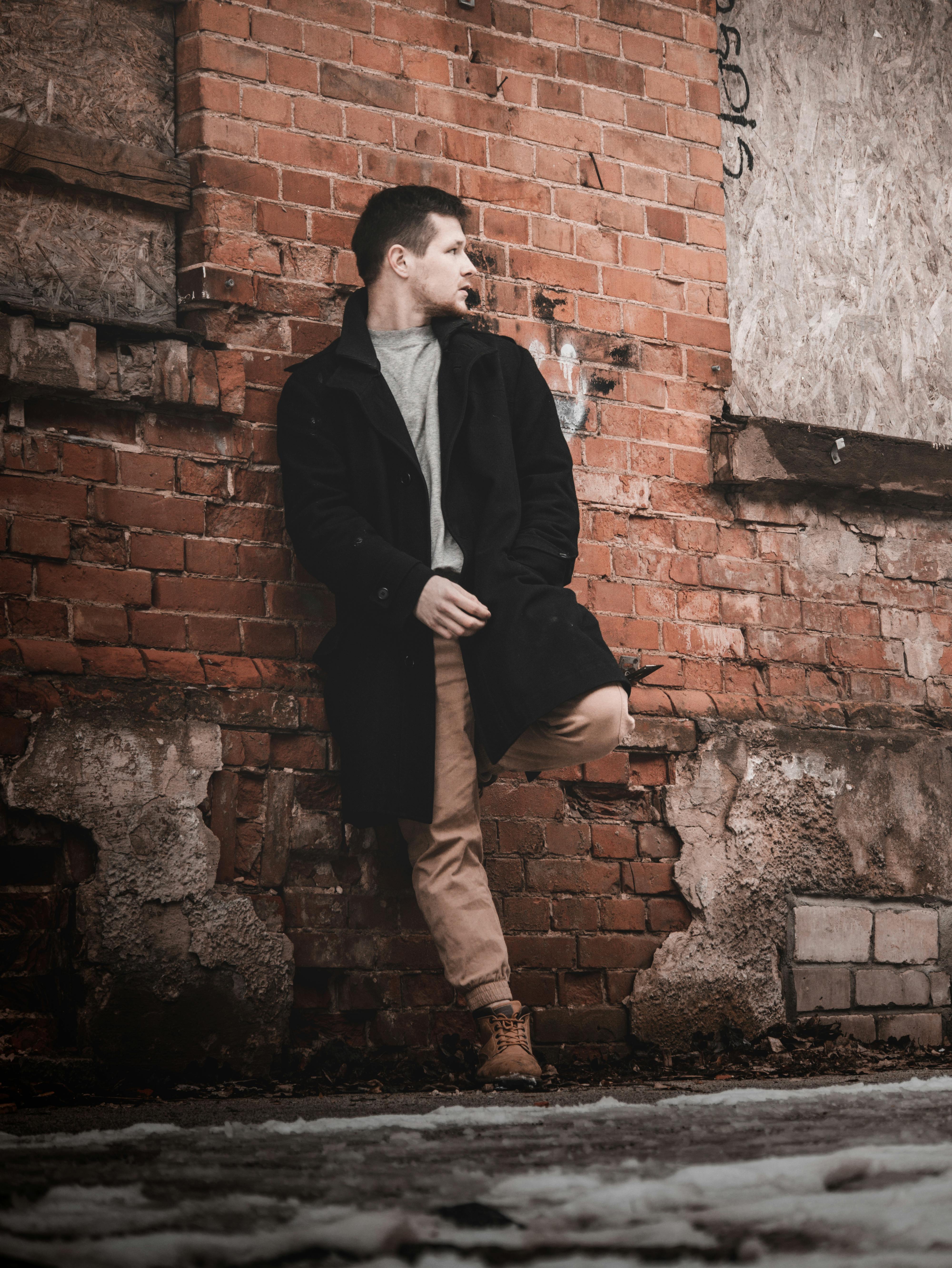 금발 기댄 나무 납작한 모자 녹색 코트 수직 쐈어 염색 한 머리카락 예쁜 잡고 있는 젊은 여성 창백한 책