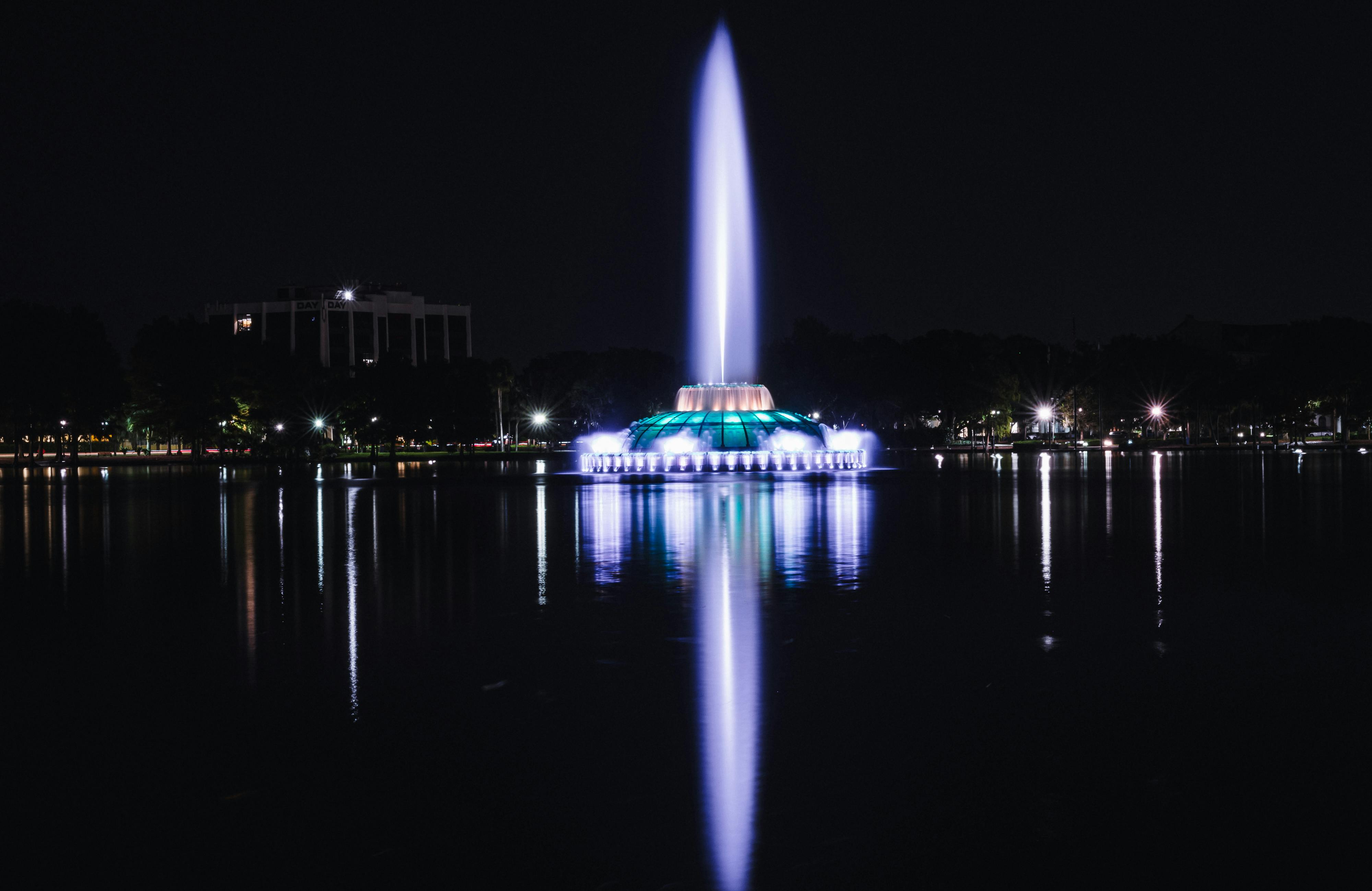 A Reflection Of The Moon In A Black Background Photos, Download The ...
