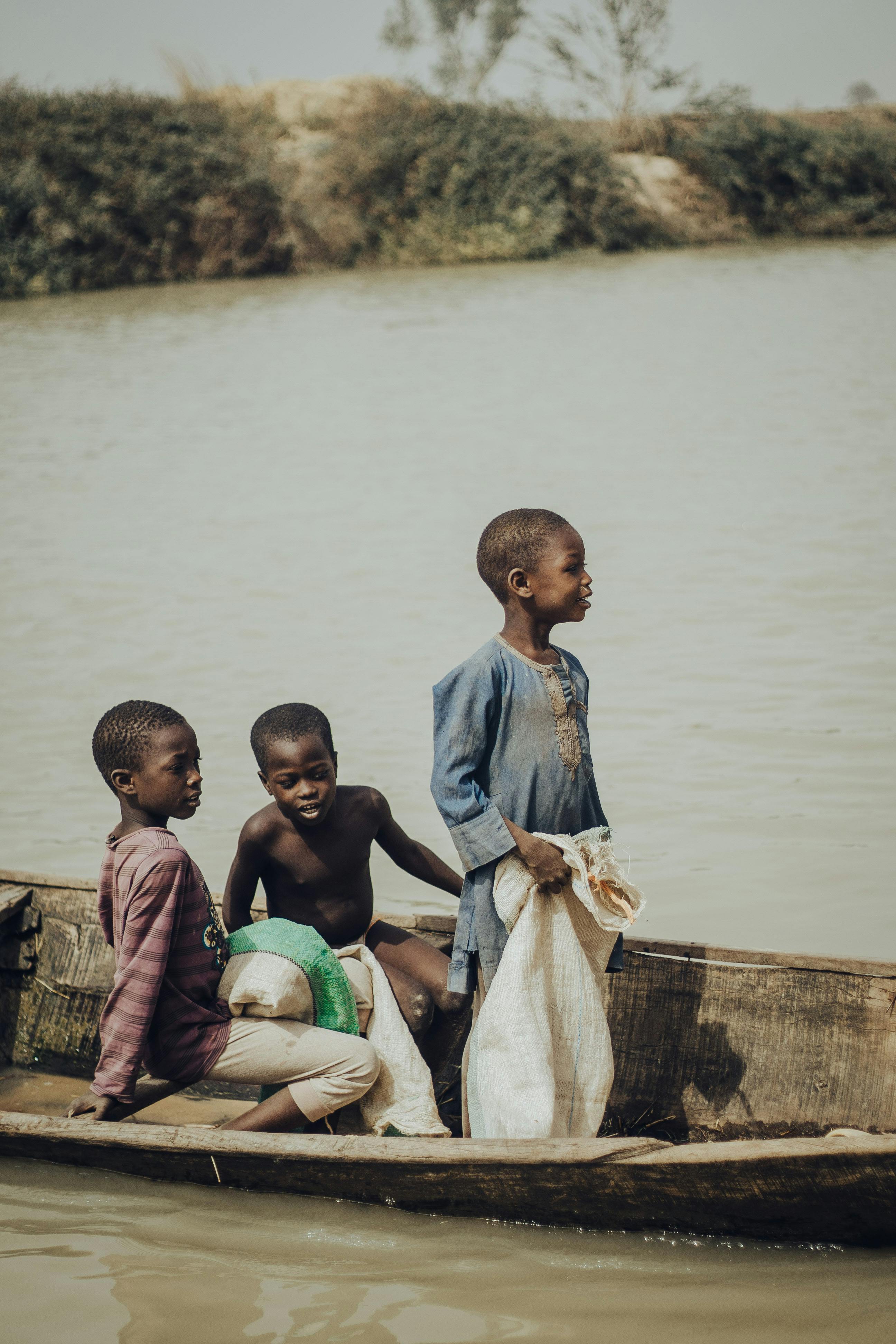 Chico En Barco · Foto de stock gratuita