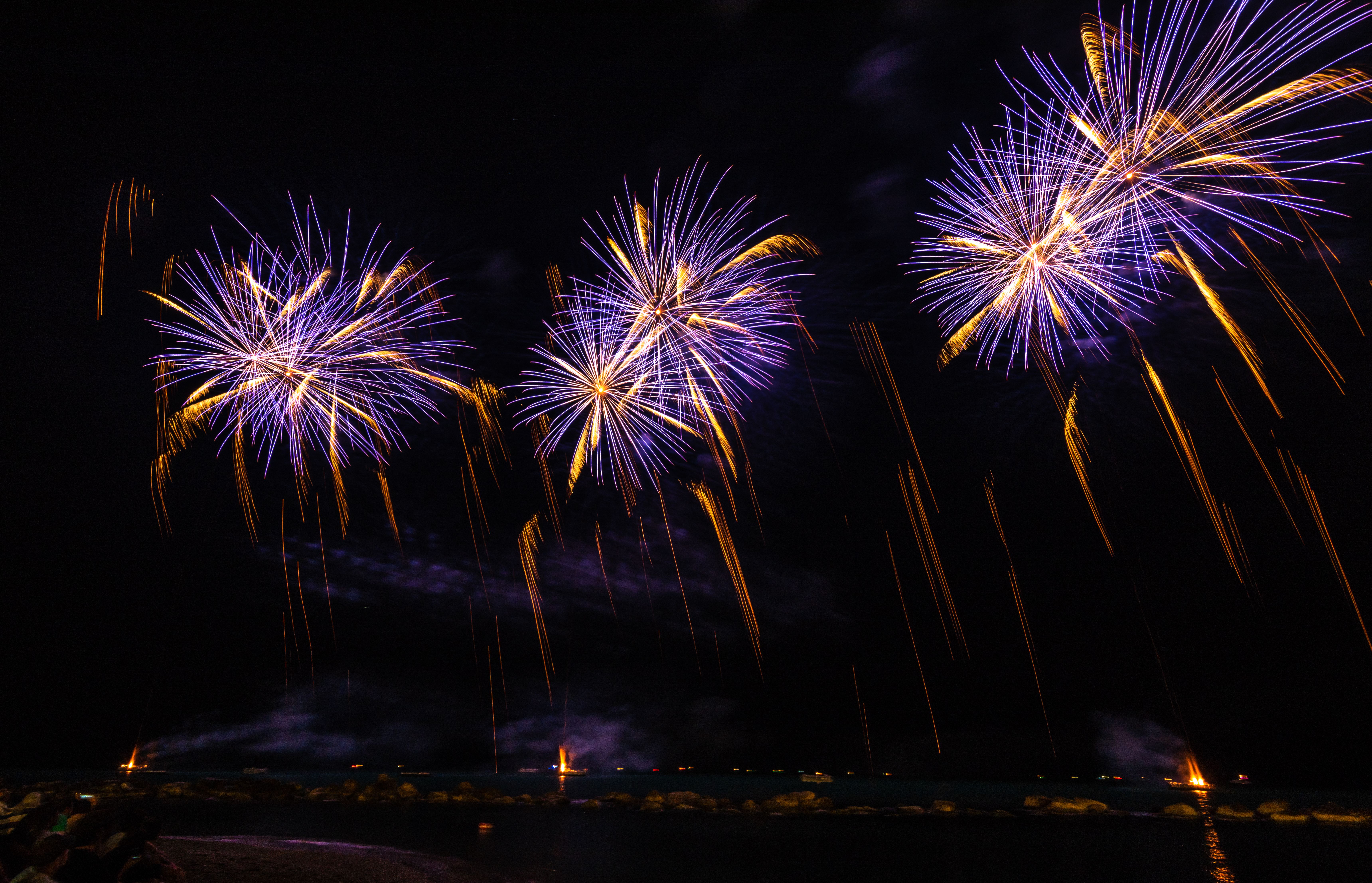 photo-gratuite-de-c-l-bration-confettis-f-te