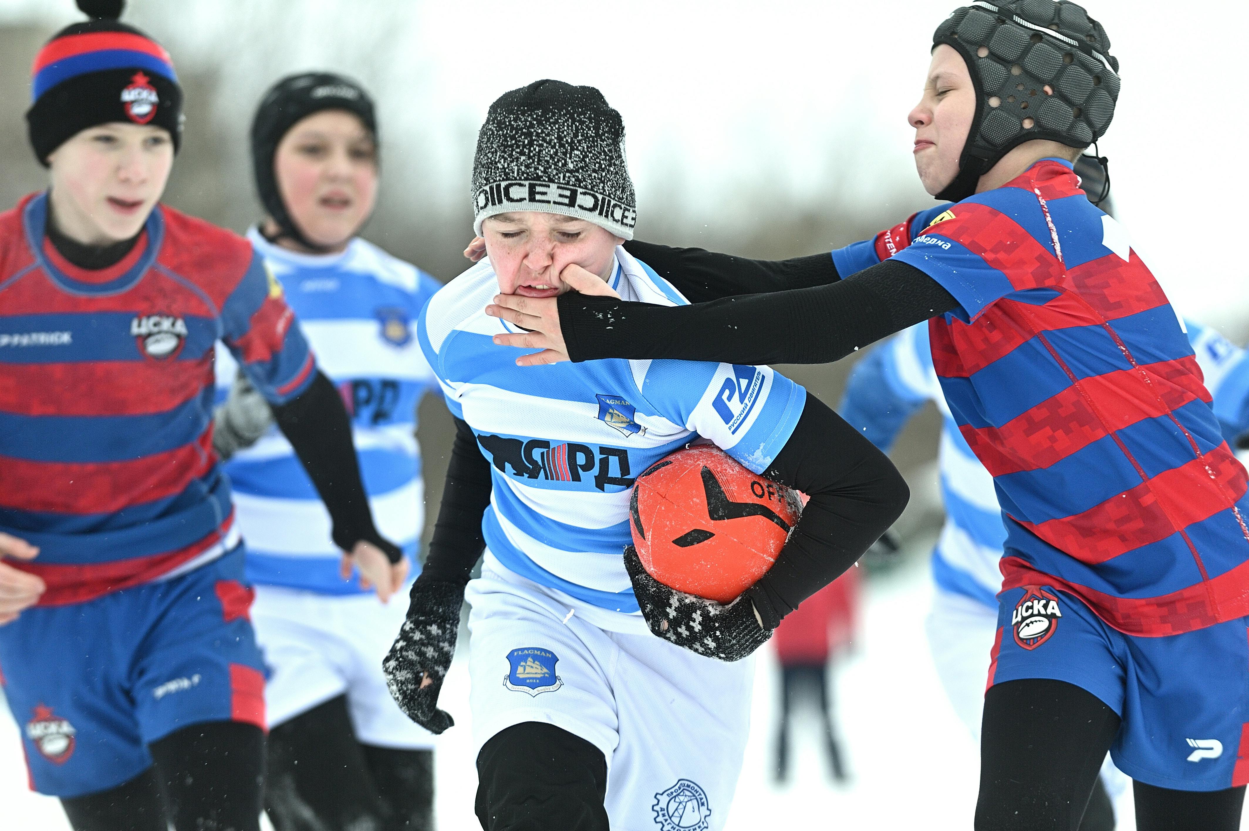 Running Boys In Winter Photos, Download The BEST Free Running Boys In ...