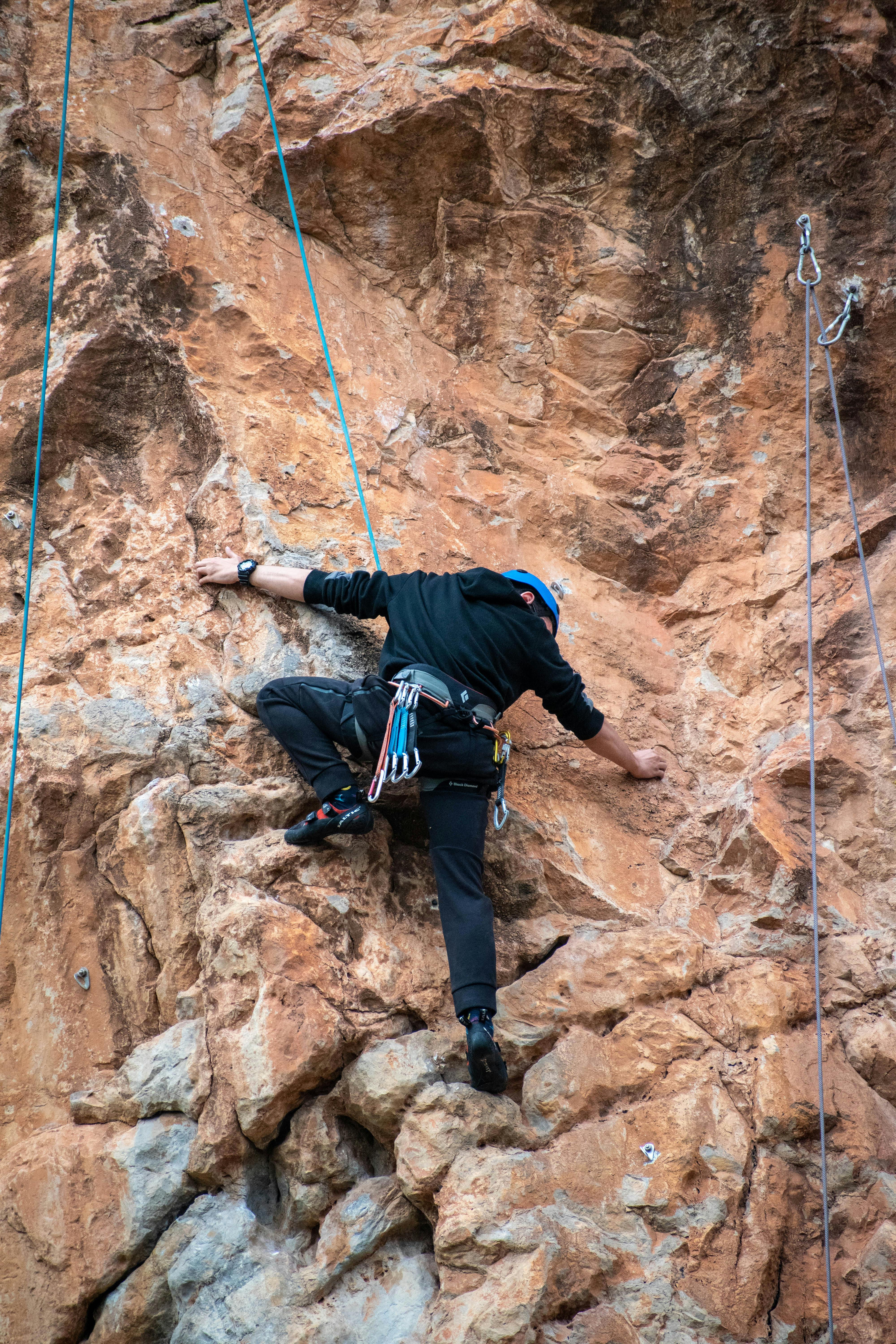 Man Climbing on Cliff · Free Stock Photo