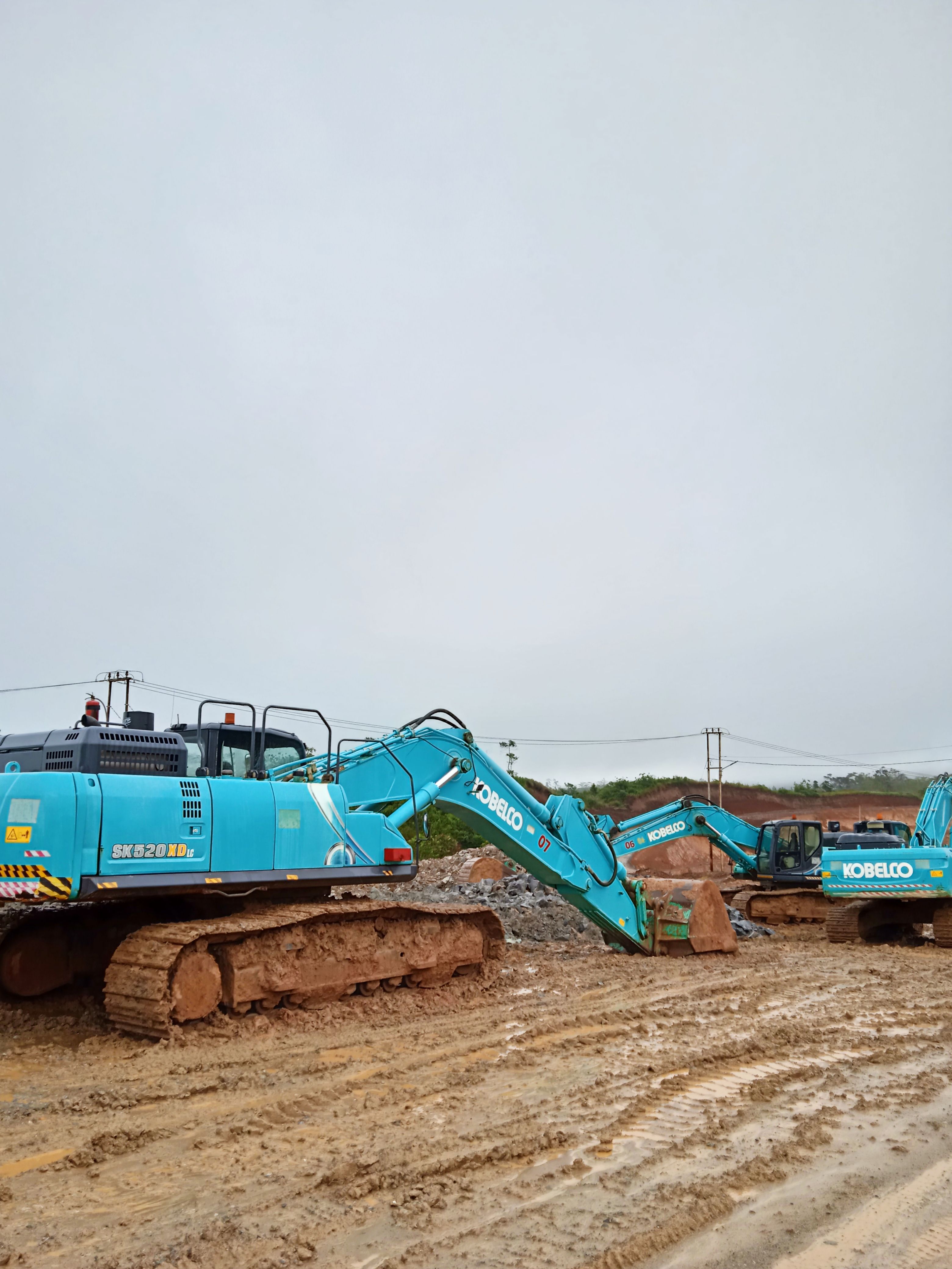 Excavators Working on Wet Sand · Free Stock Photo
