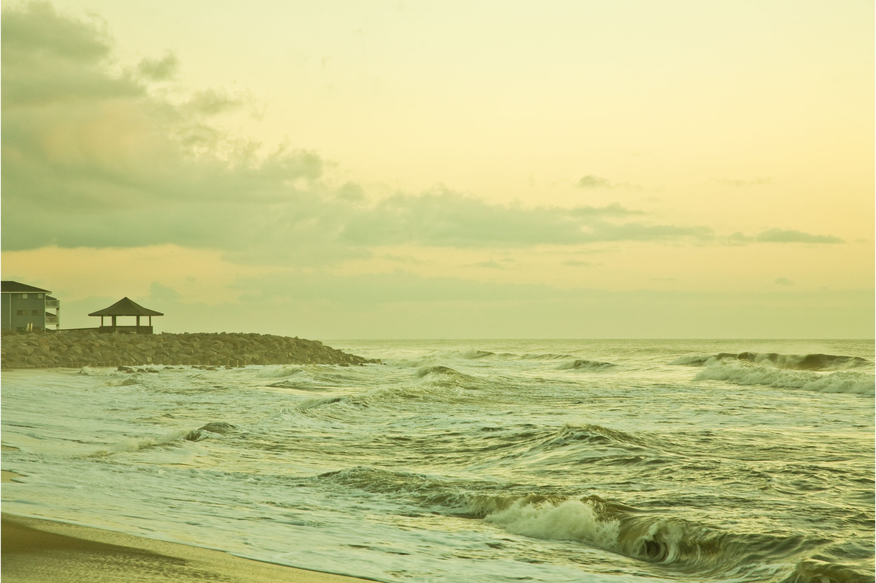 Waves in a Bay · Free Stock Photo