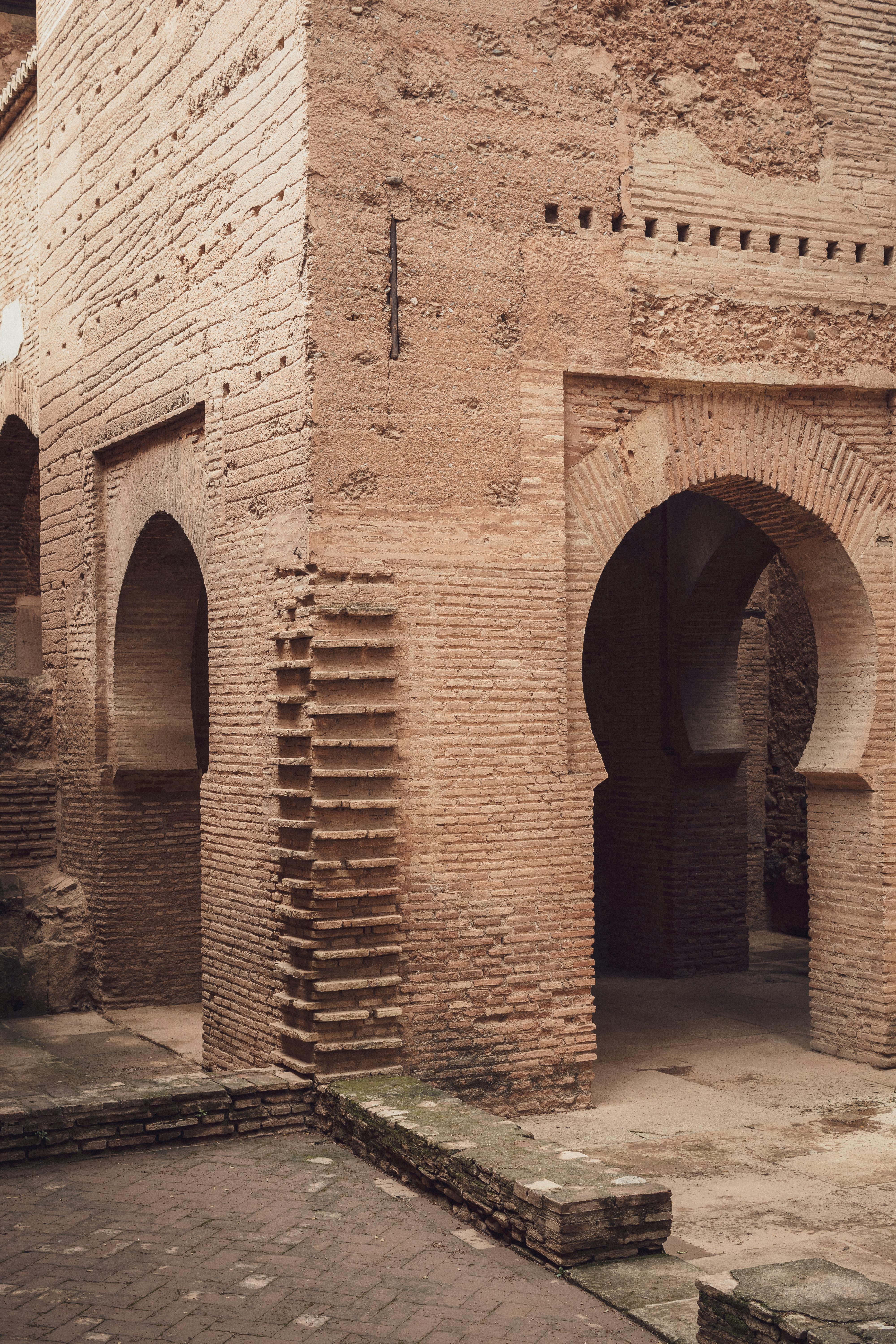 Ornamental arch of old masonry palace in town · Free Stock Photo