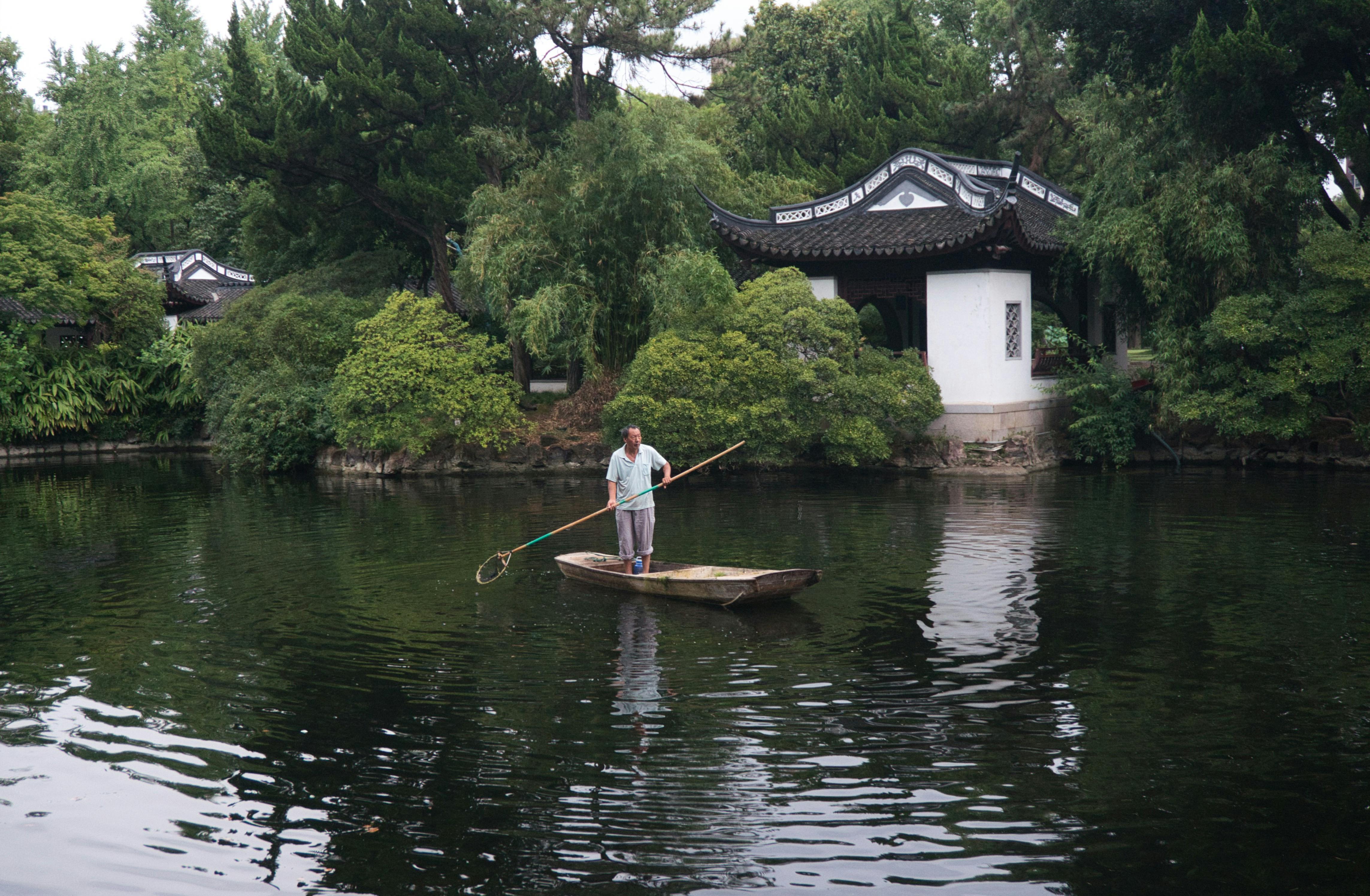 Man Standing on Boat · Free Stock Photo
