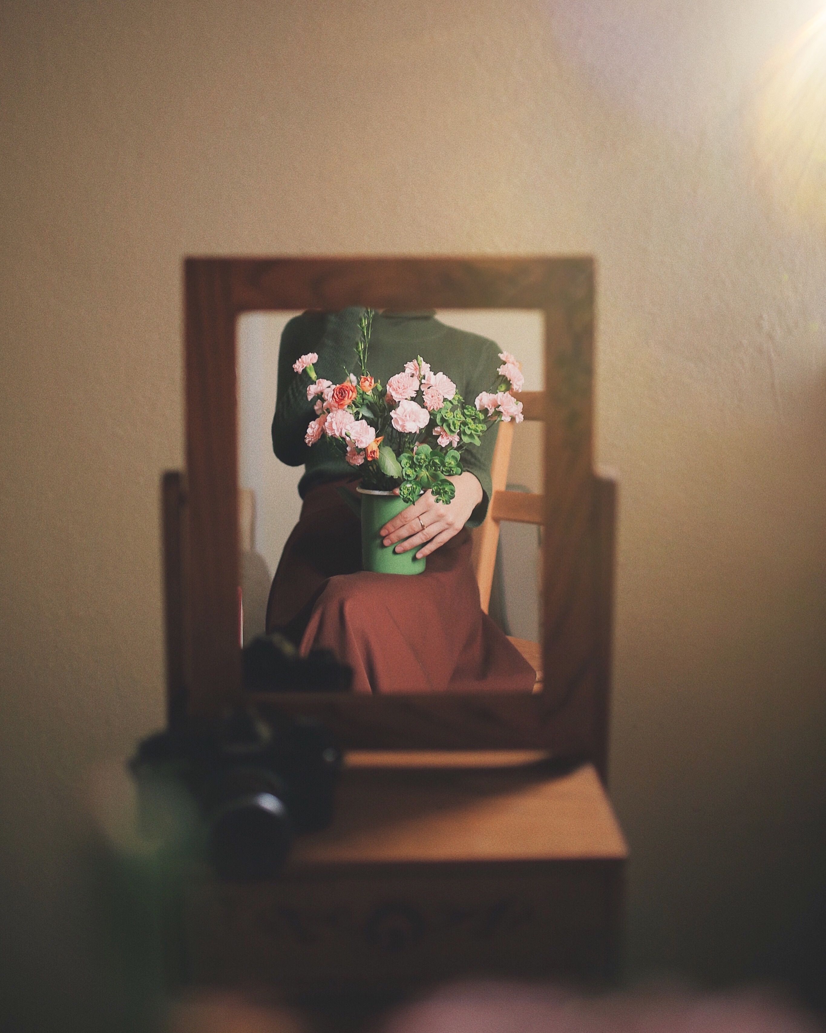 Mirror with the Reflection of a Bouquet in a Vase Hold on a Knee · Free ...