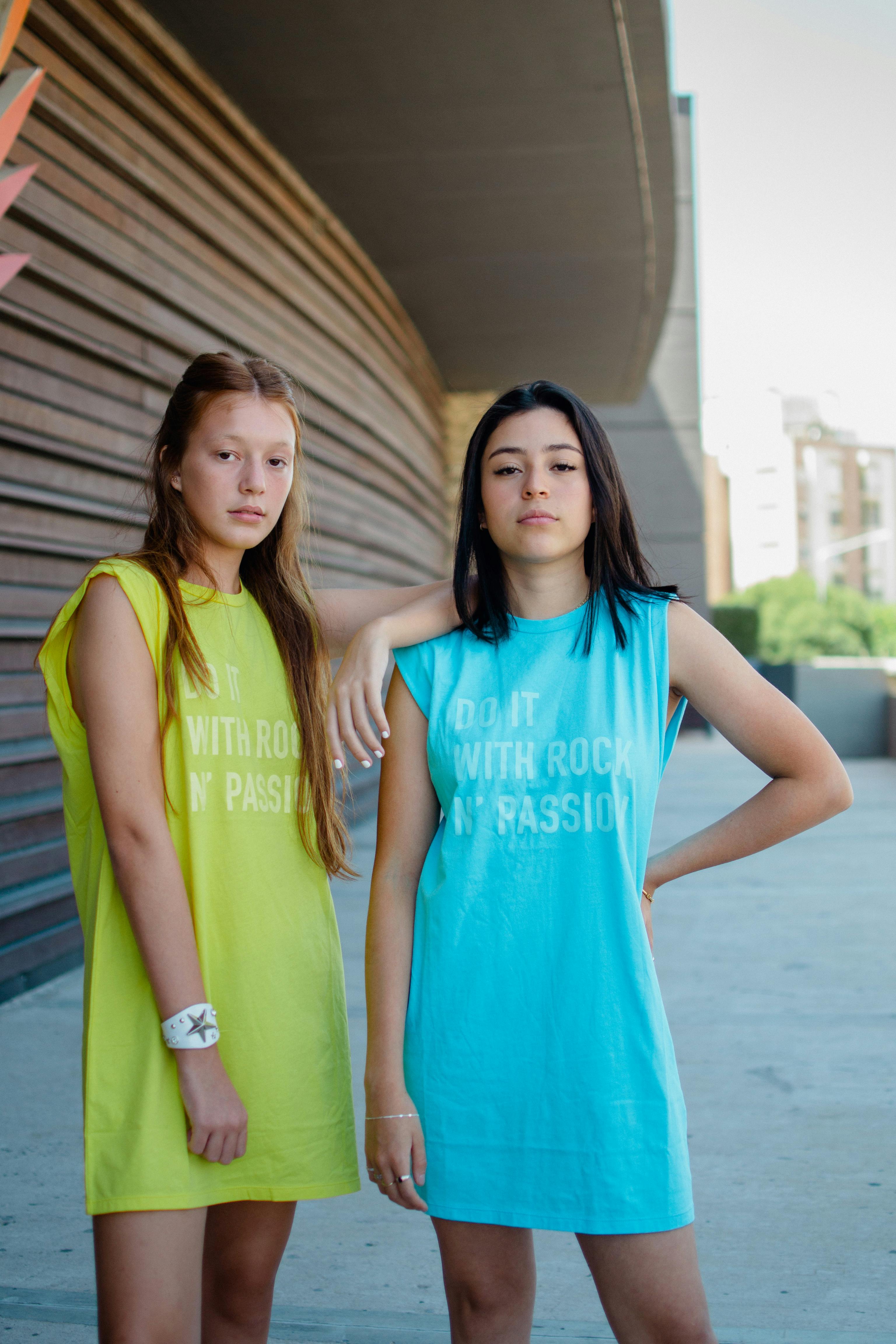 갈색 머리 관광객 도시 소도시 수직 쐈어 스타일 여성 여행 예쁜 젊은 초상화 캐주얼한 컨템포러리 코트 패셔너블한 패션 현대적인에 관한 무료 스톡 사진