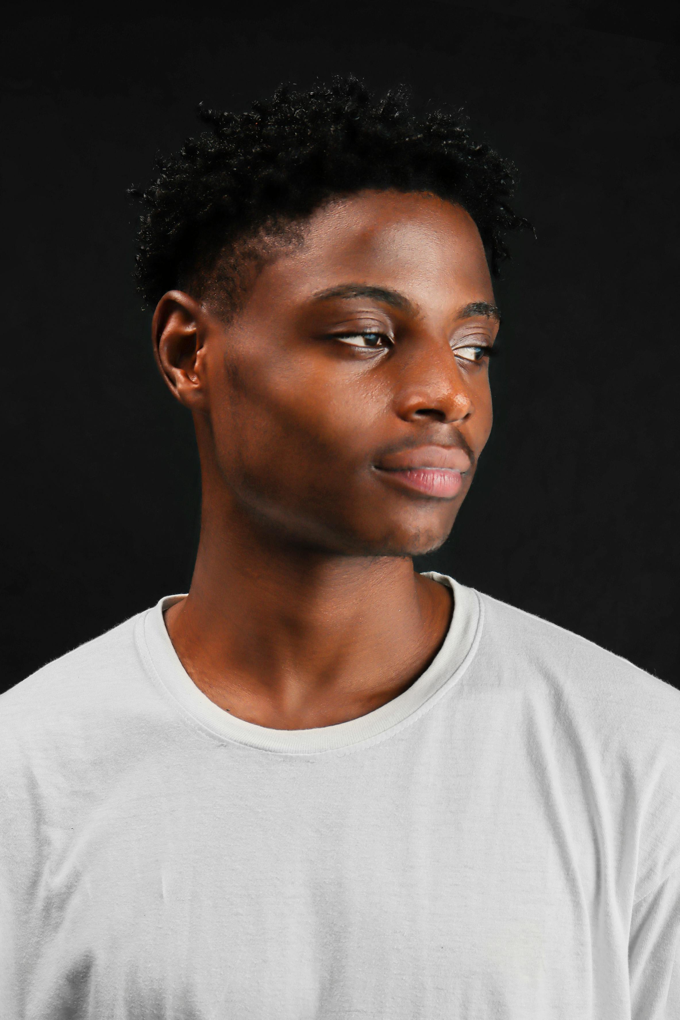 Foto de stock gratuita sobre cabello moreno, camiseta de manga corta ...