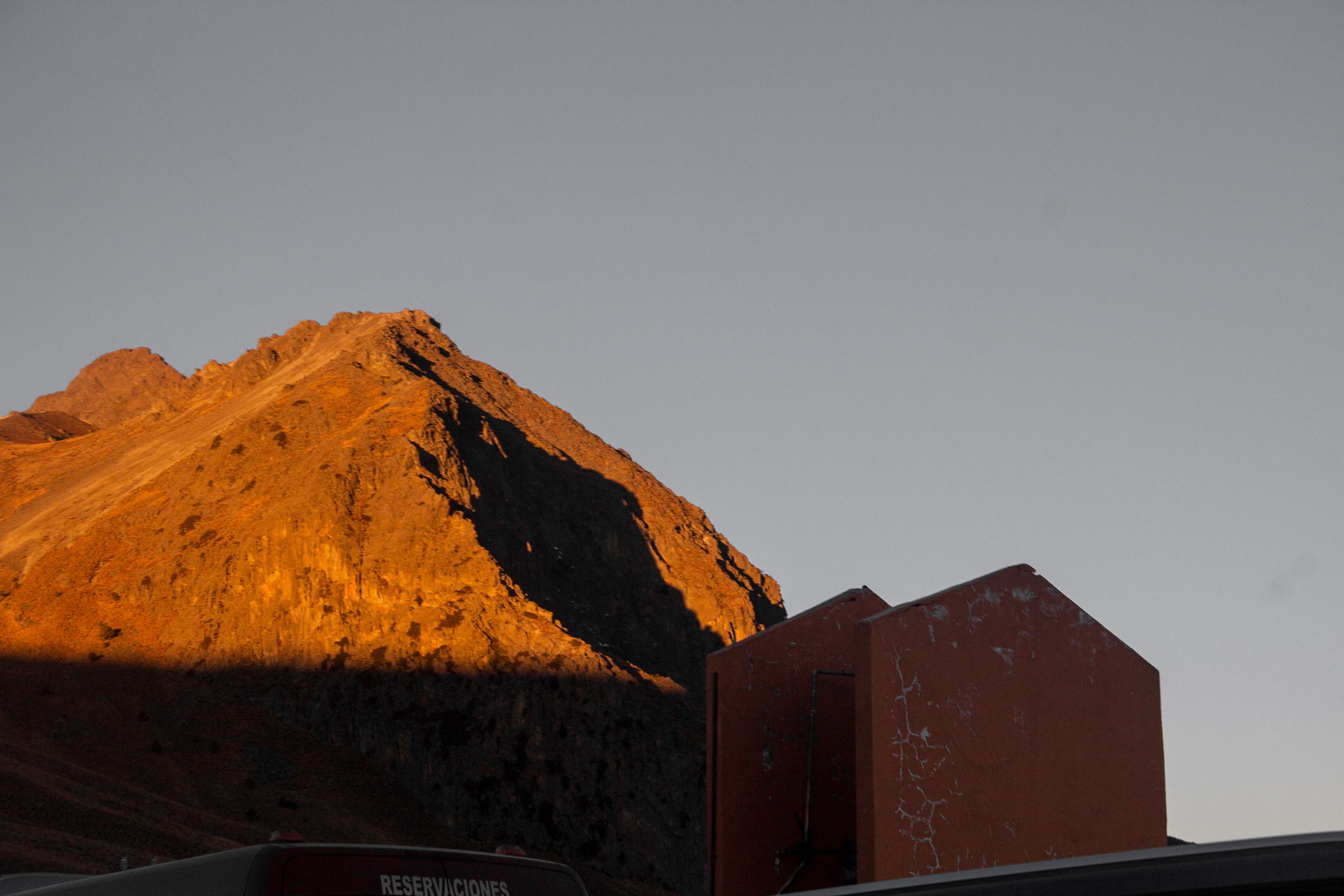Rugged Mountain over Bus Stop · Free Stock Photo