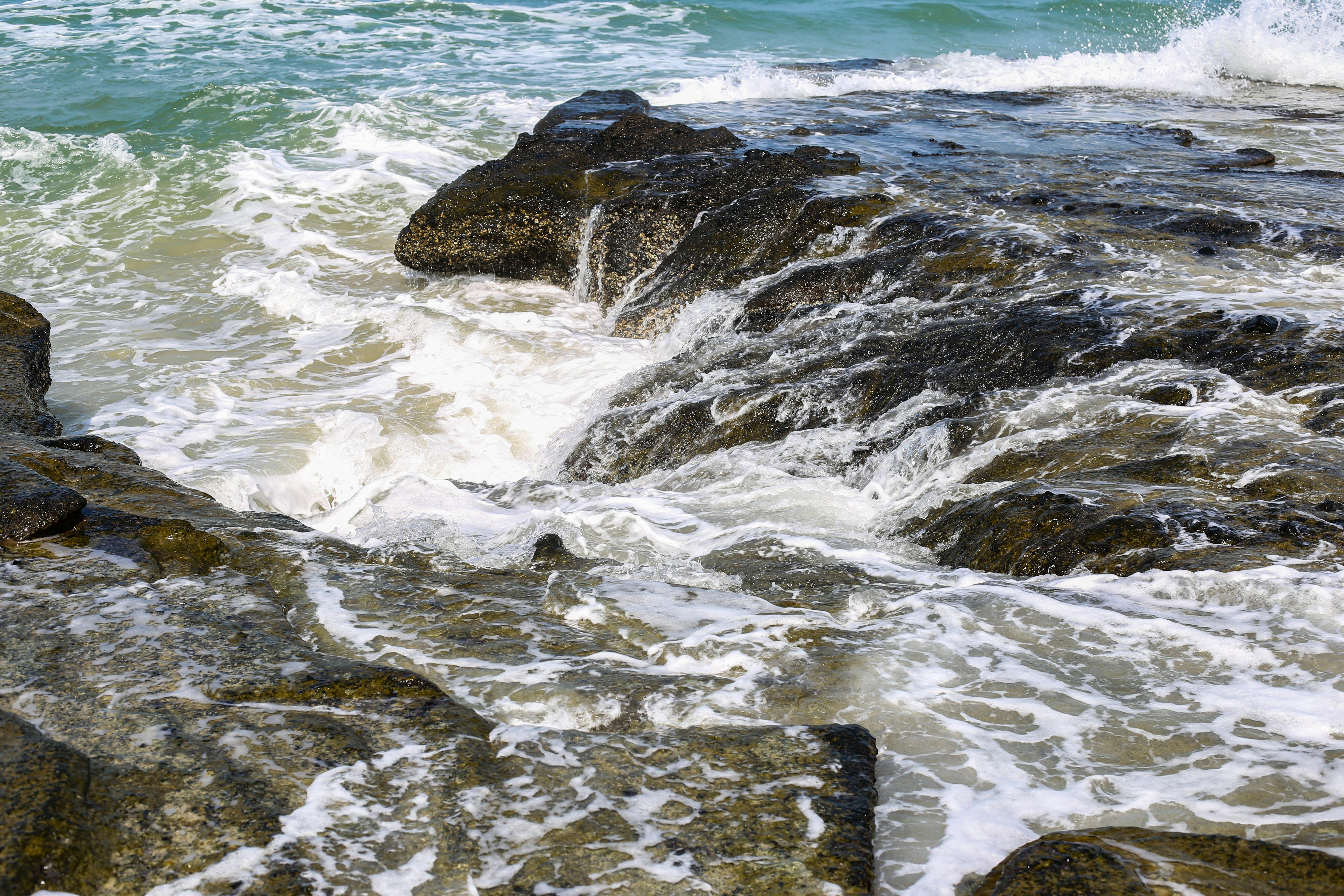 Waves Splashing on Rocks in Ocean · Free Stock Photo