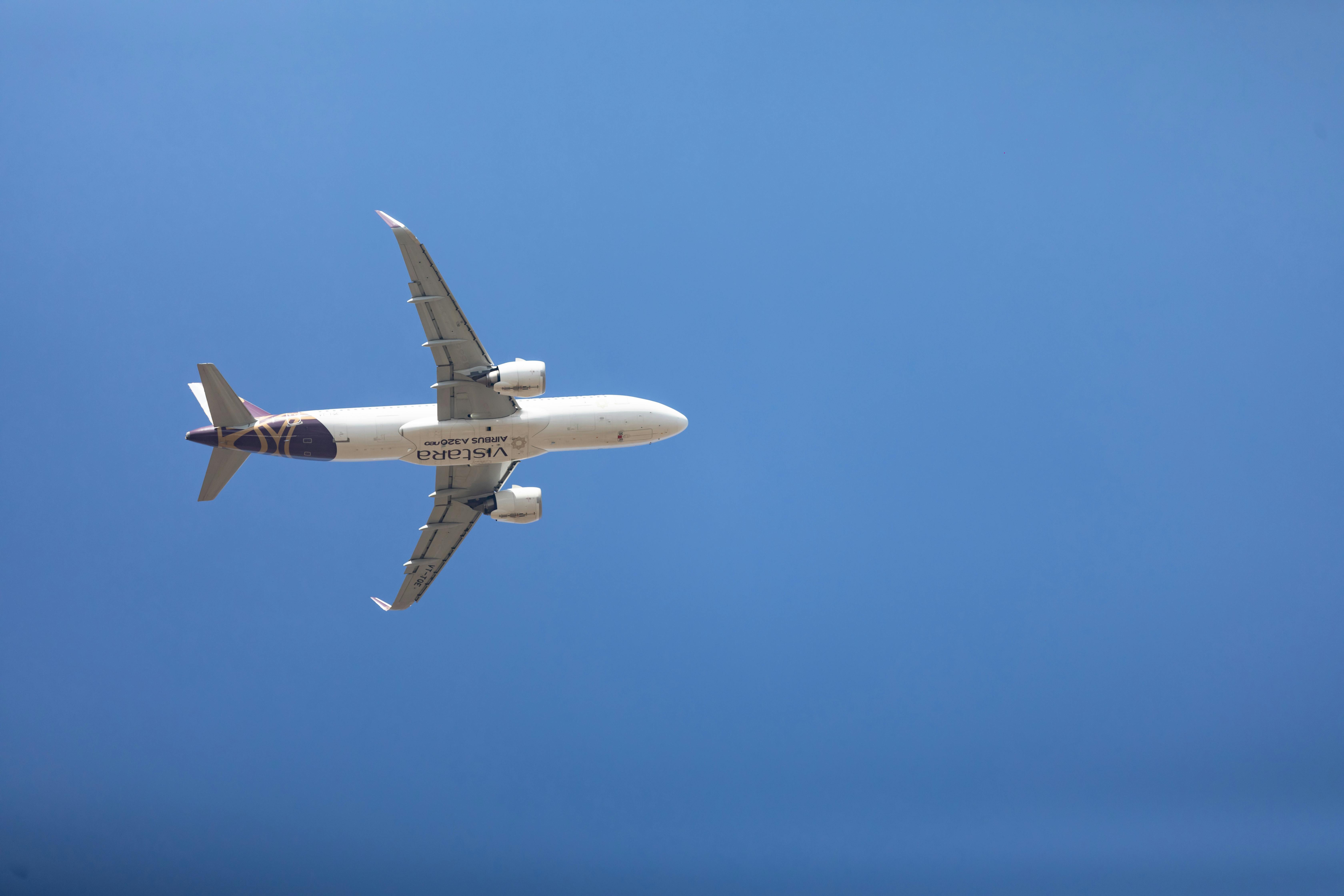 Flying Plane Photos, Download The BEST Free Flying Plane Stock Photos ...