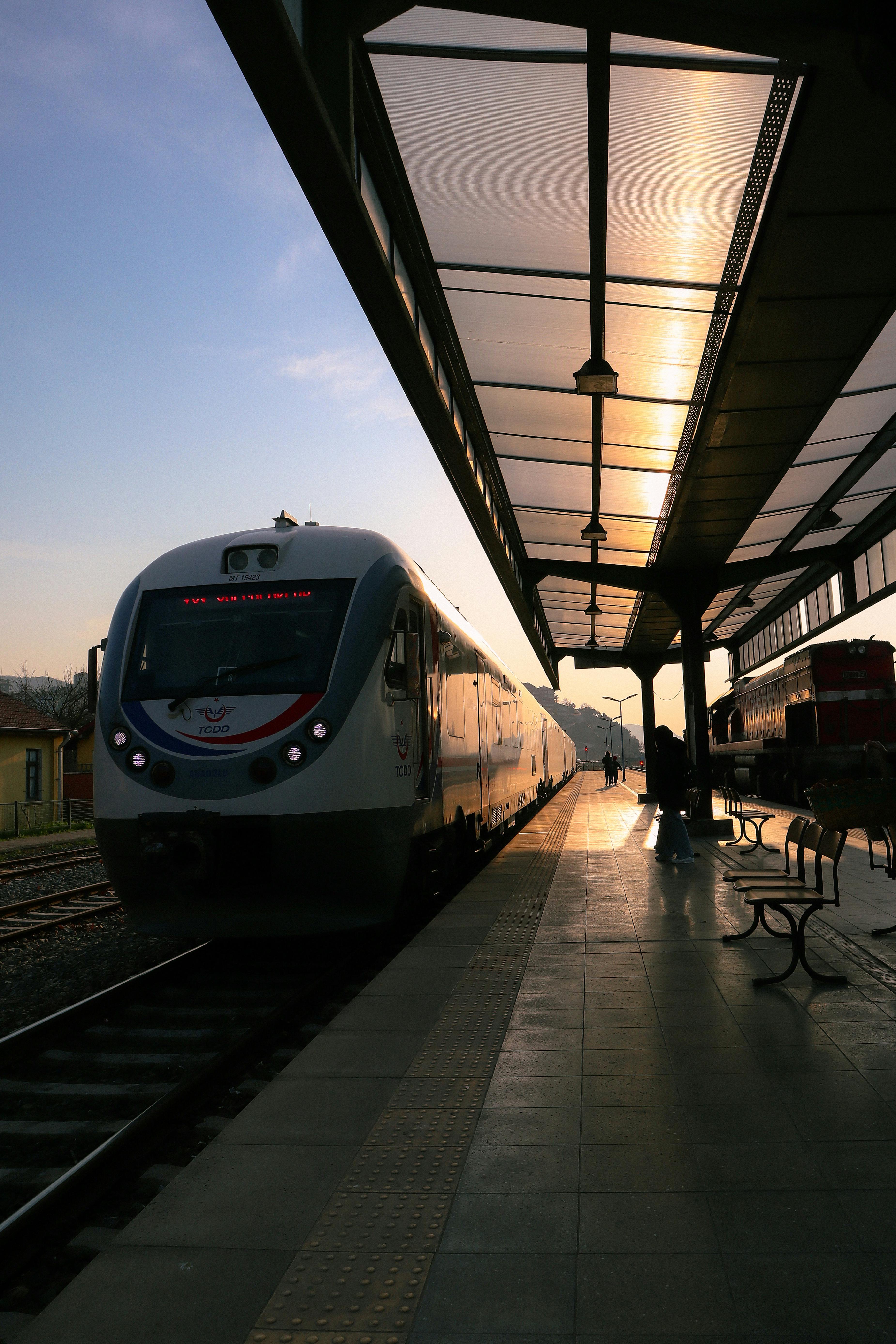 Train on Platform · Free Stock Photo