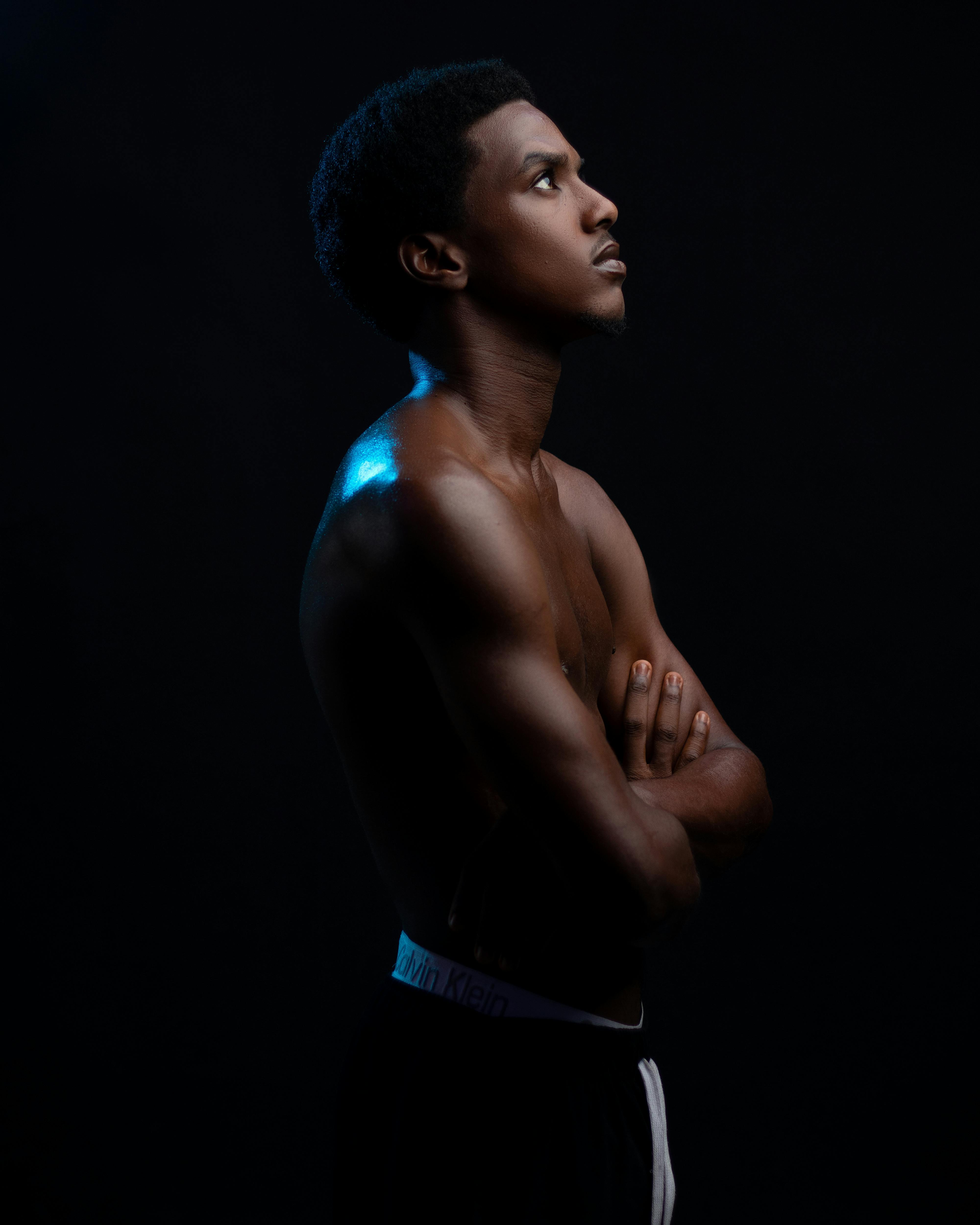 Foto profissional gratuita de fundo preto, homem, jovem, modelo, sem ...