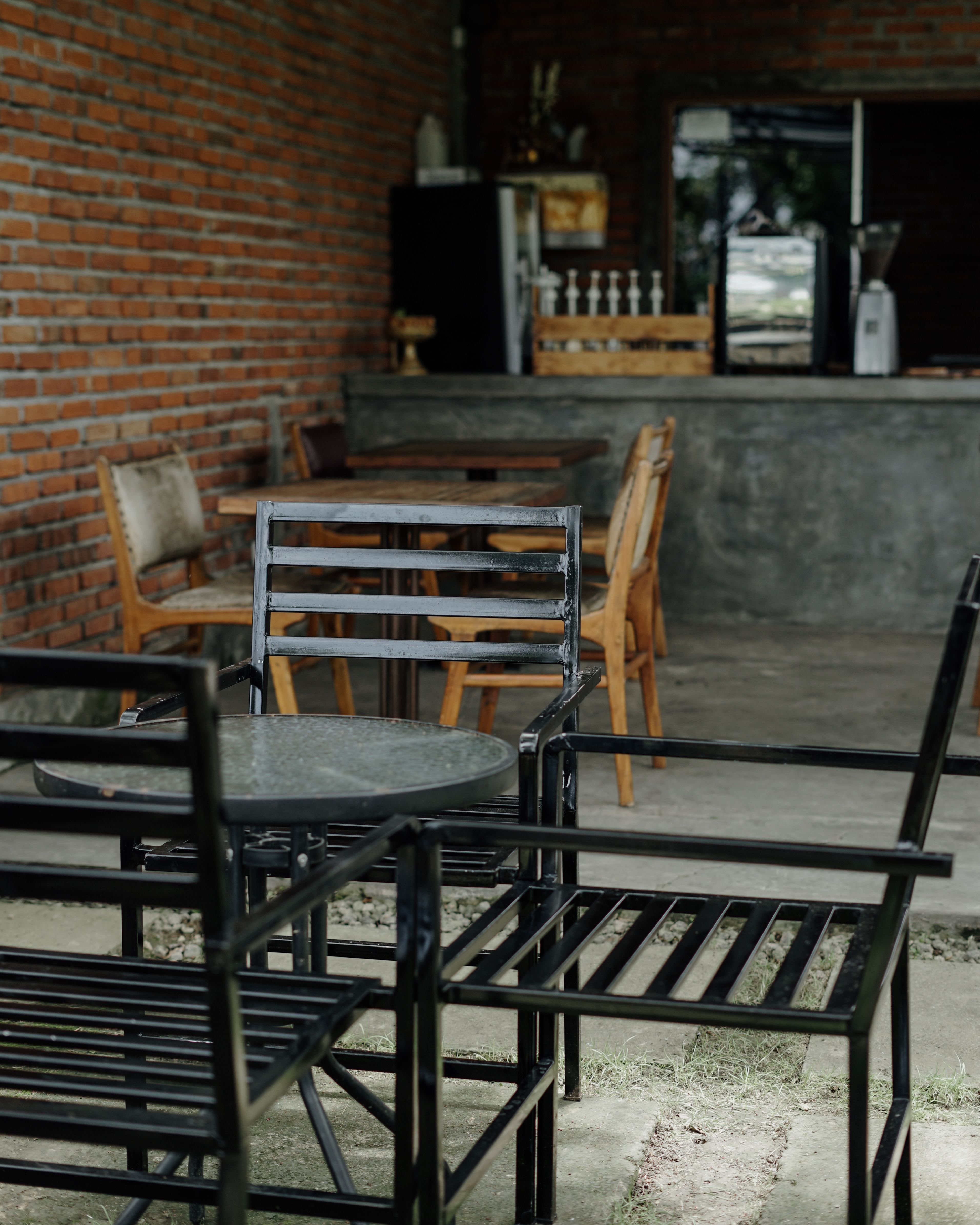 Table and Seats in Restaurant · Free Stock Photo
