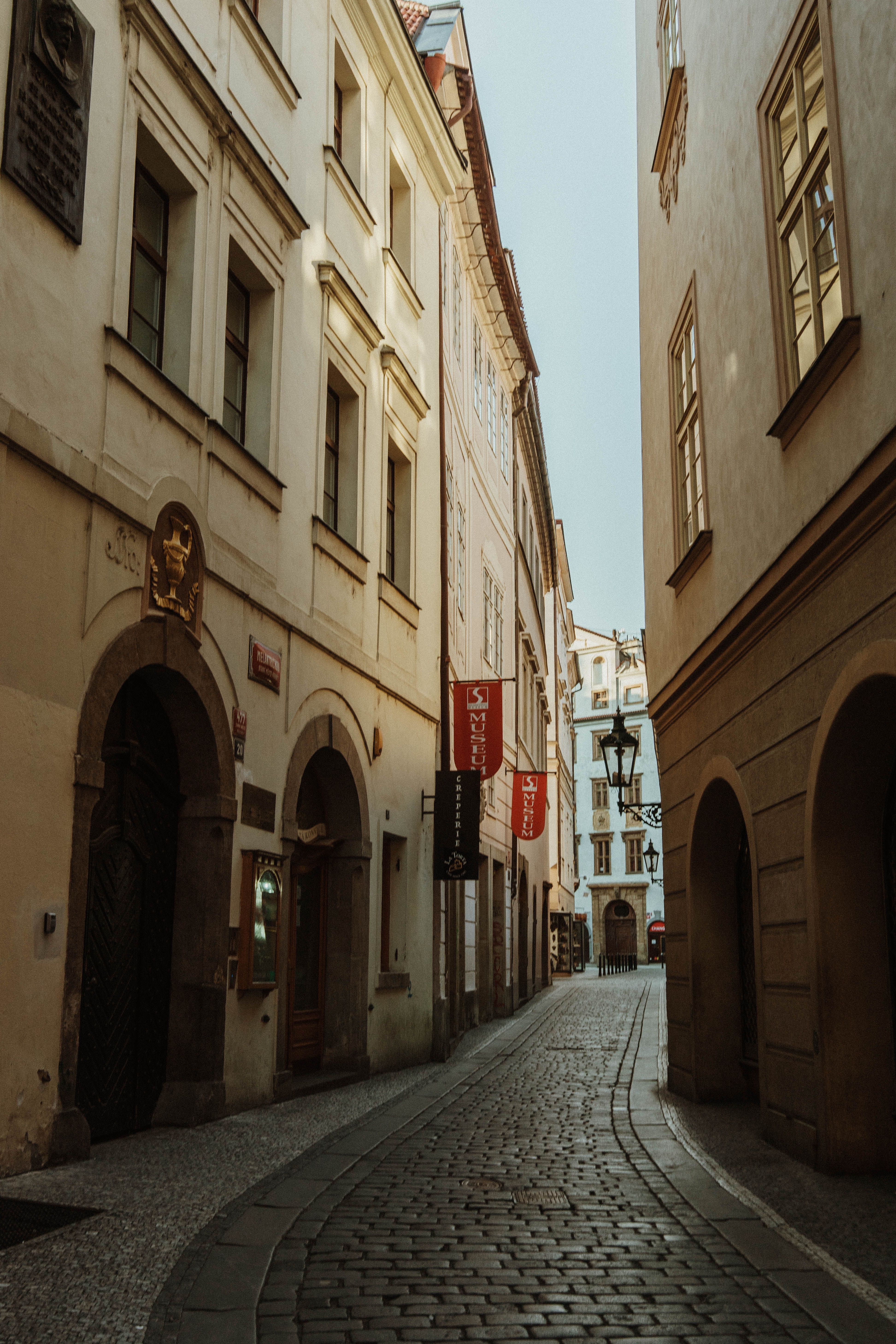 Empty Alley in a City · Free Stock Photo