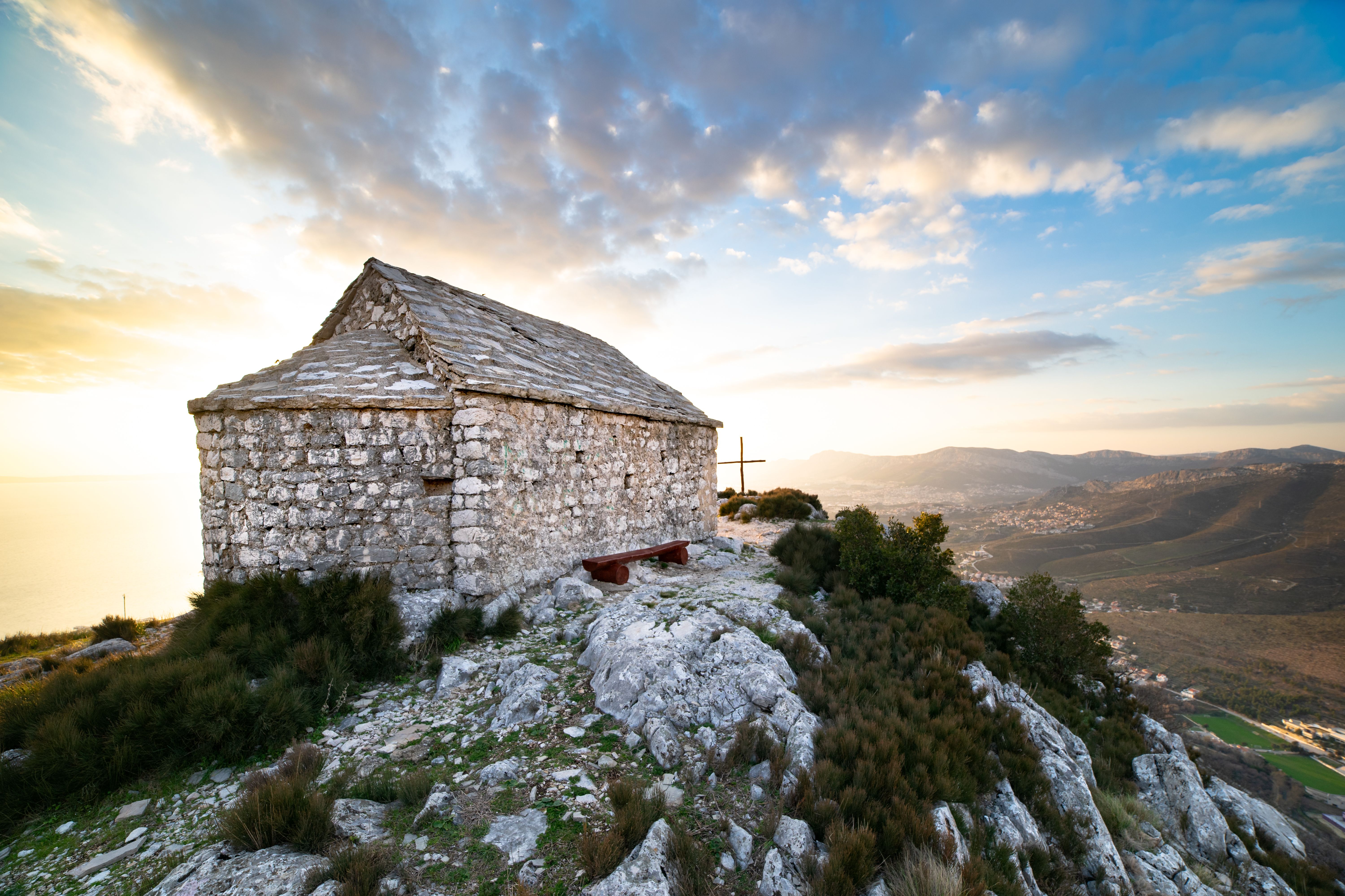 Clouds and Sunlight over Stone Building · Free Stock Photo