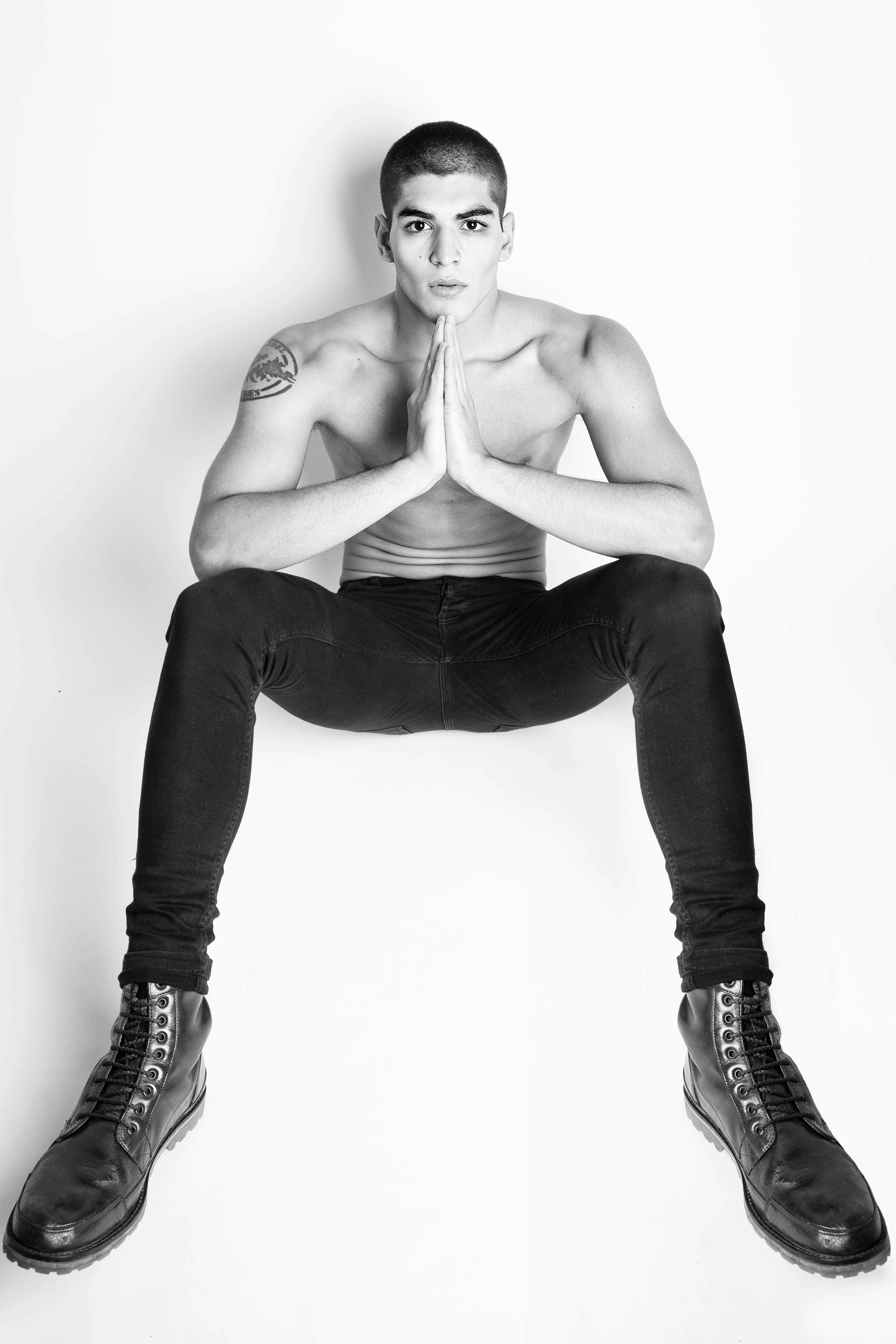 6.431+ Fotos y Imágenes de Handsome men posters with black background ...