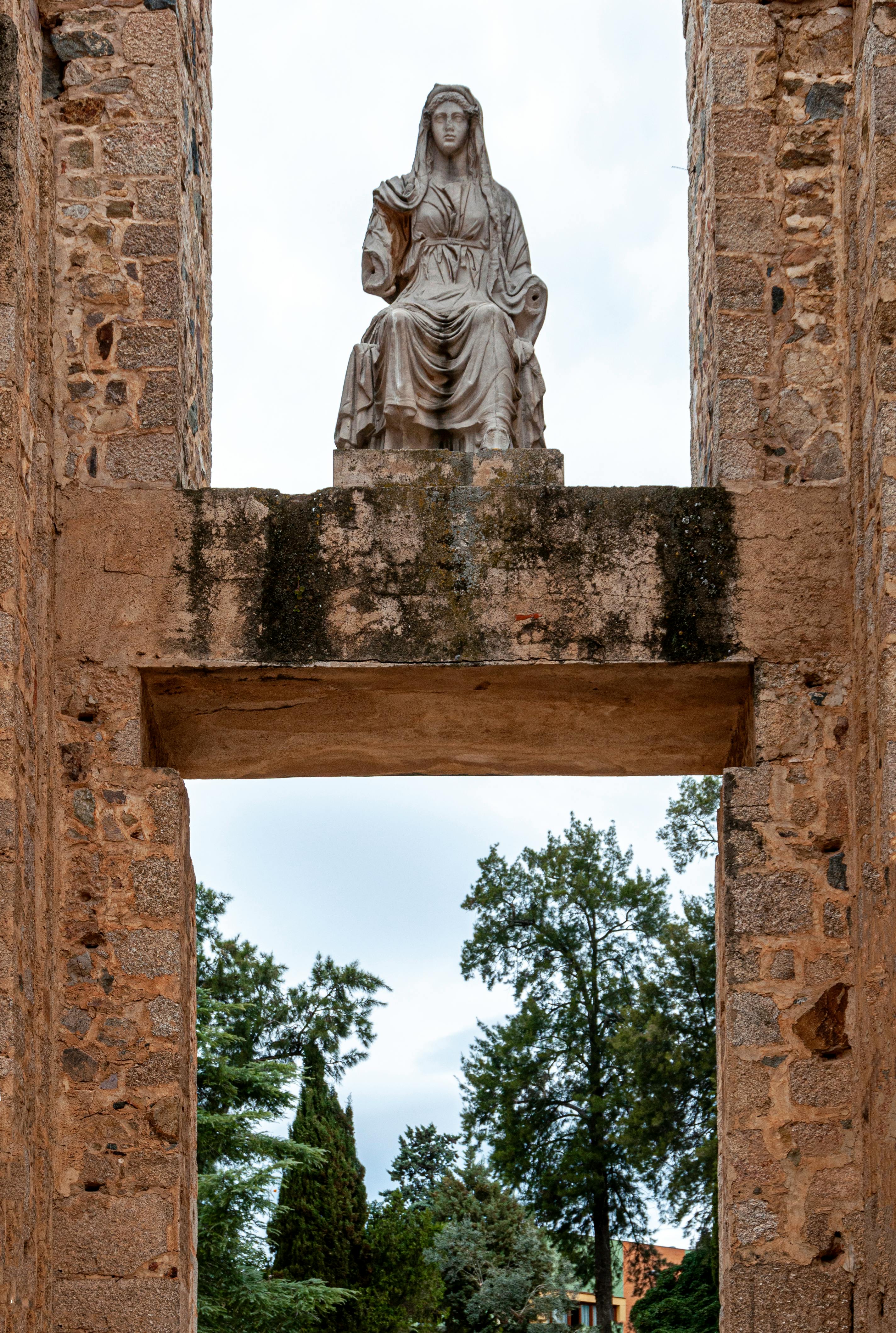 Statue of Man Carrying Scrolls · Free Stock Photo