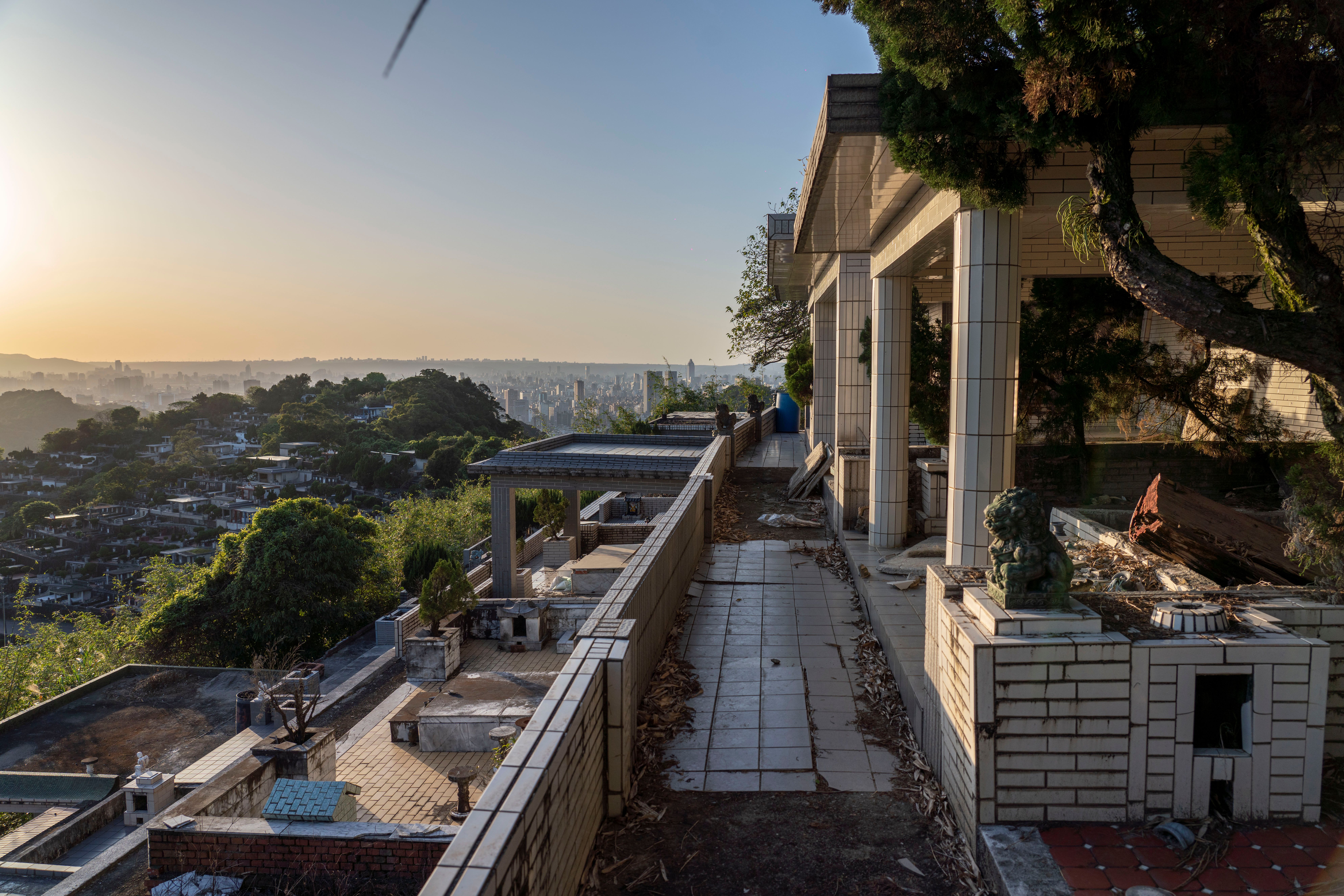 Sunrise over Building with Columns over Town · Free Stock Photo