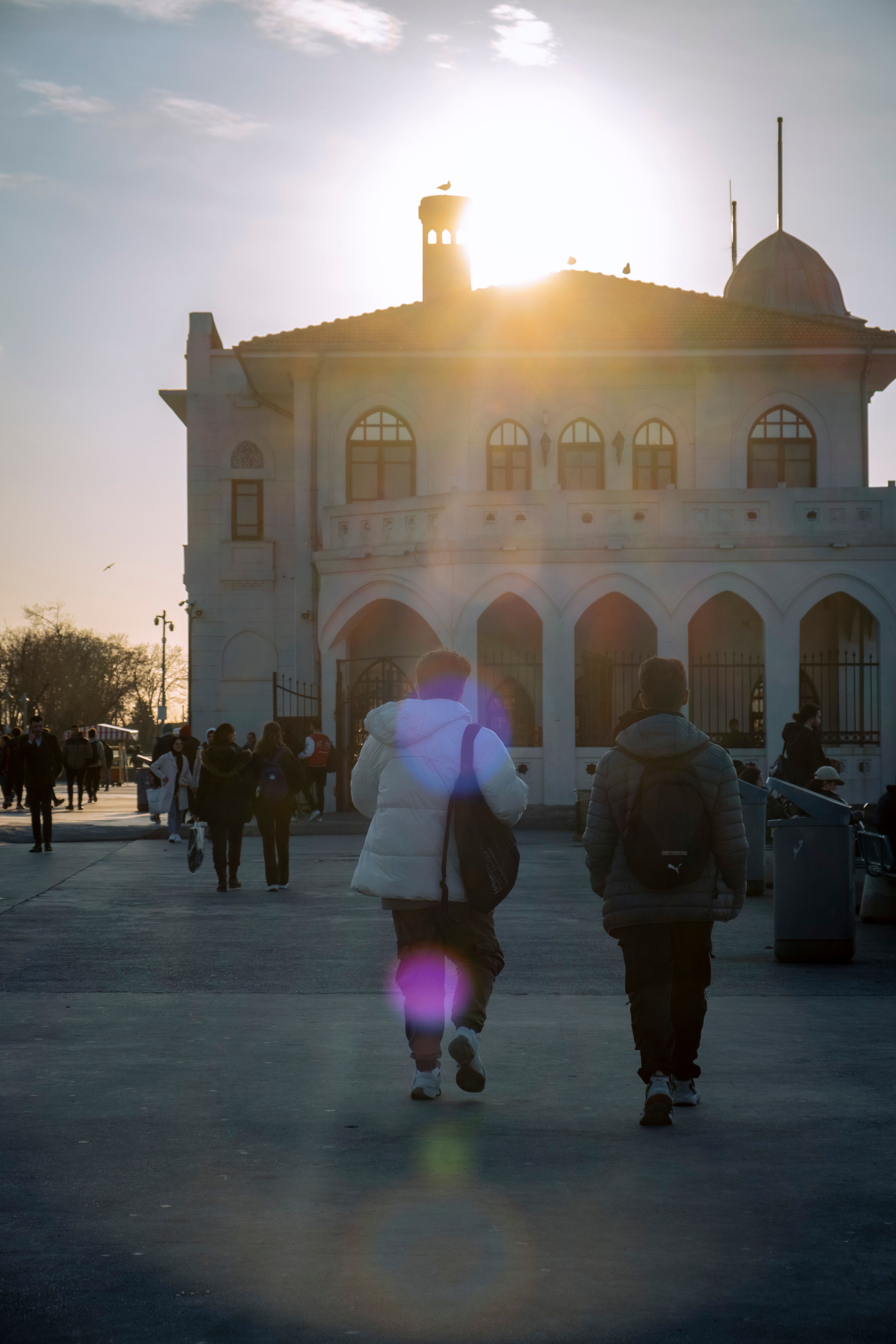 Sunlight over Building and People Walking behind · Free Stock Photo