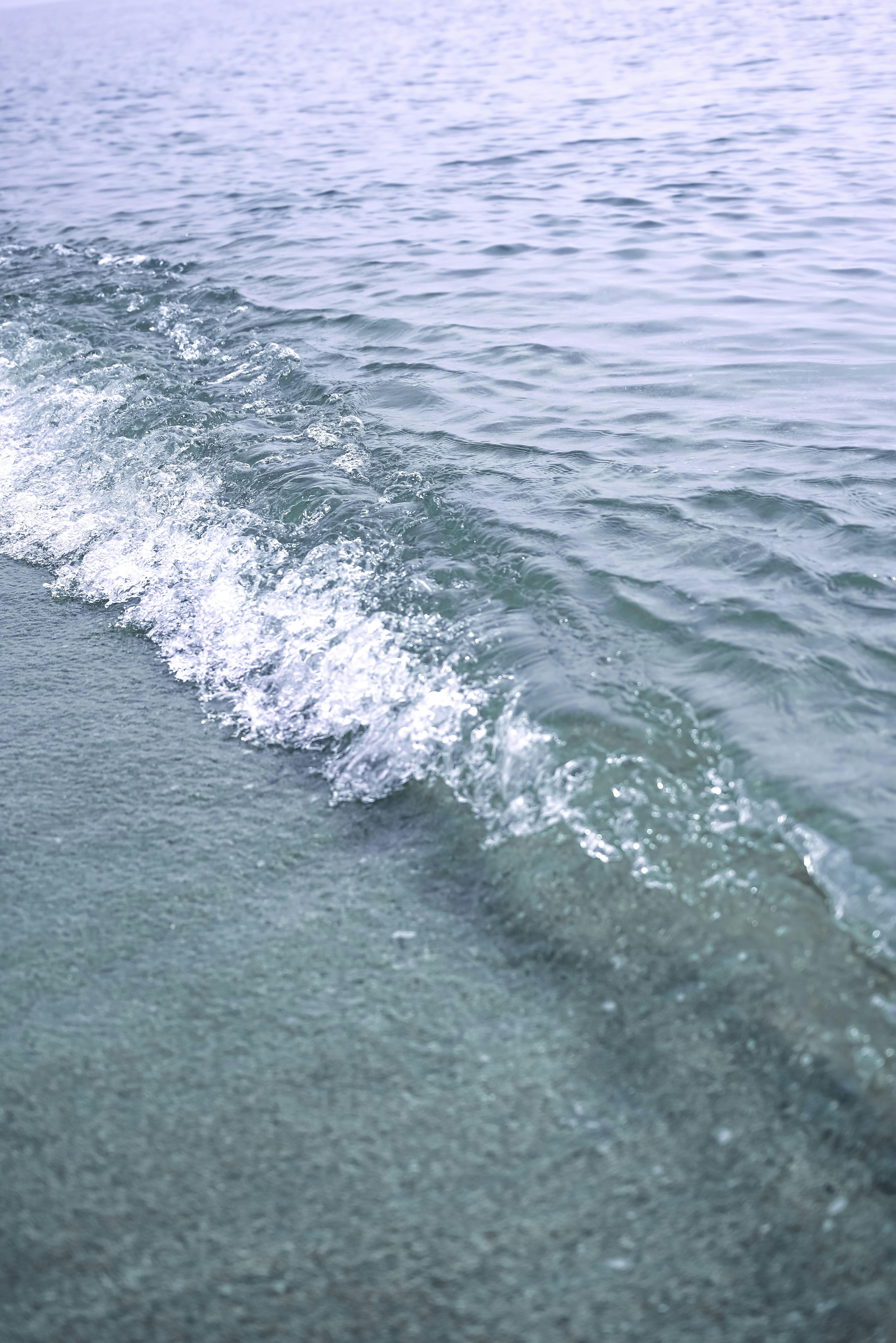 Close-up of a Small Wave on the Shore · Free Stock Photo