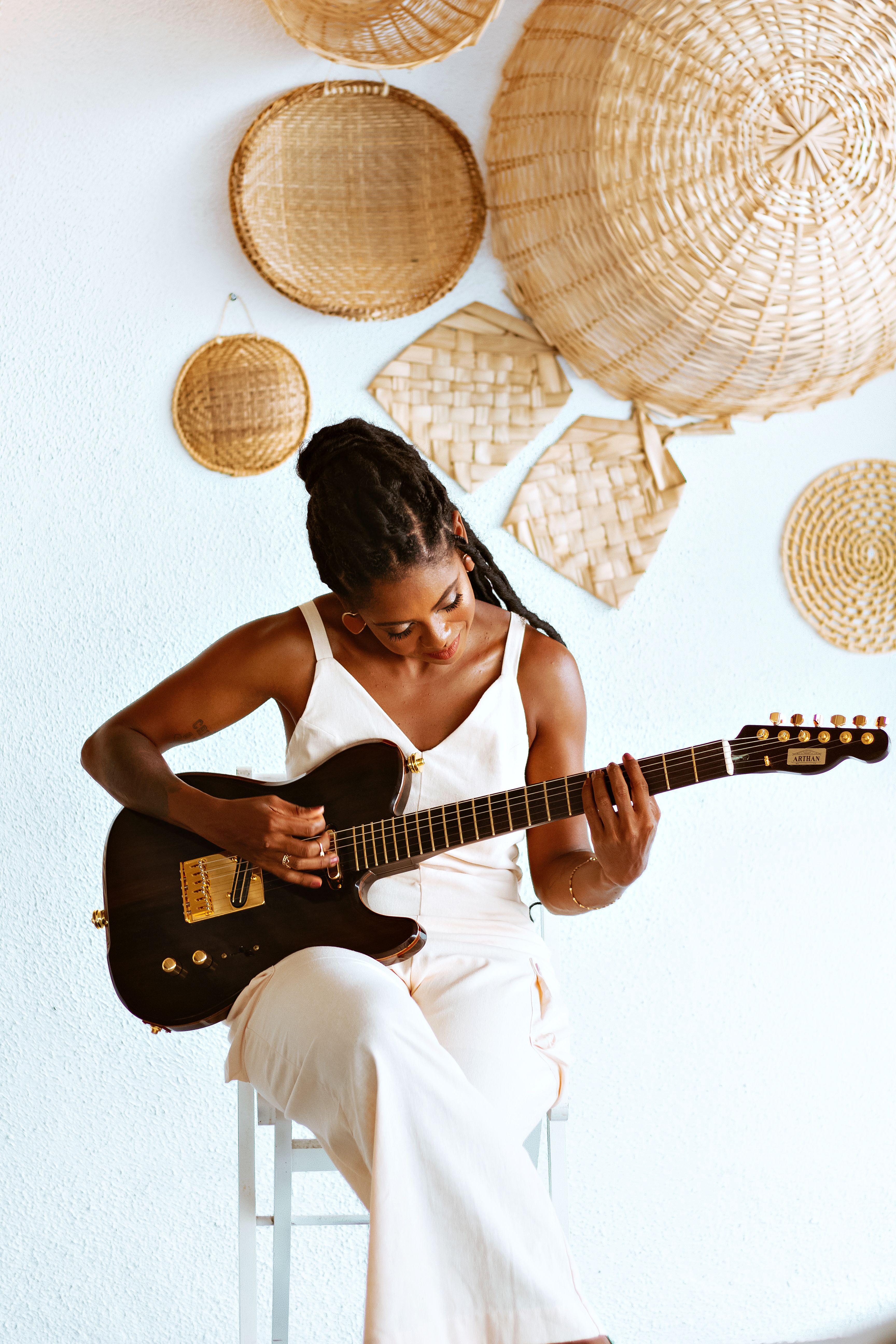 Foto de stock gratuita sobre canastas, fondo blanco, guitarra ...