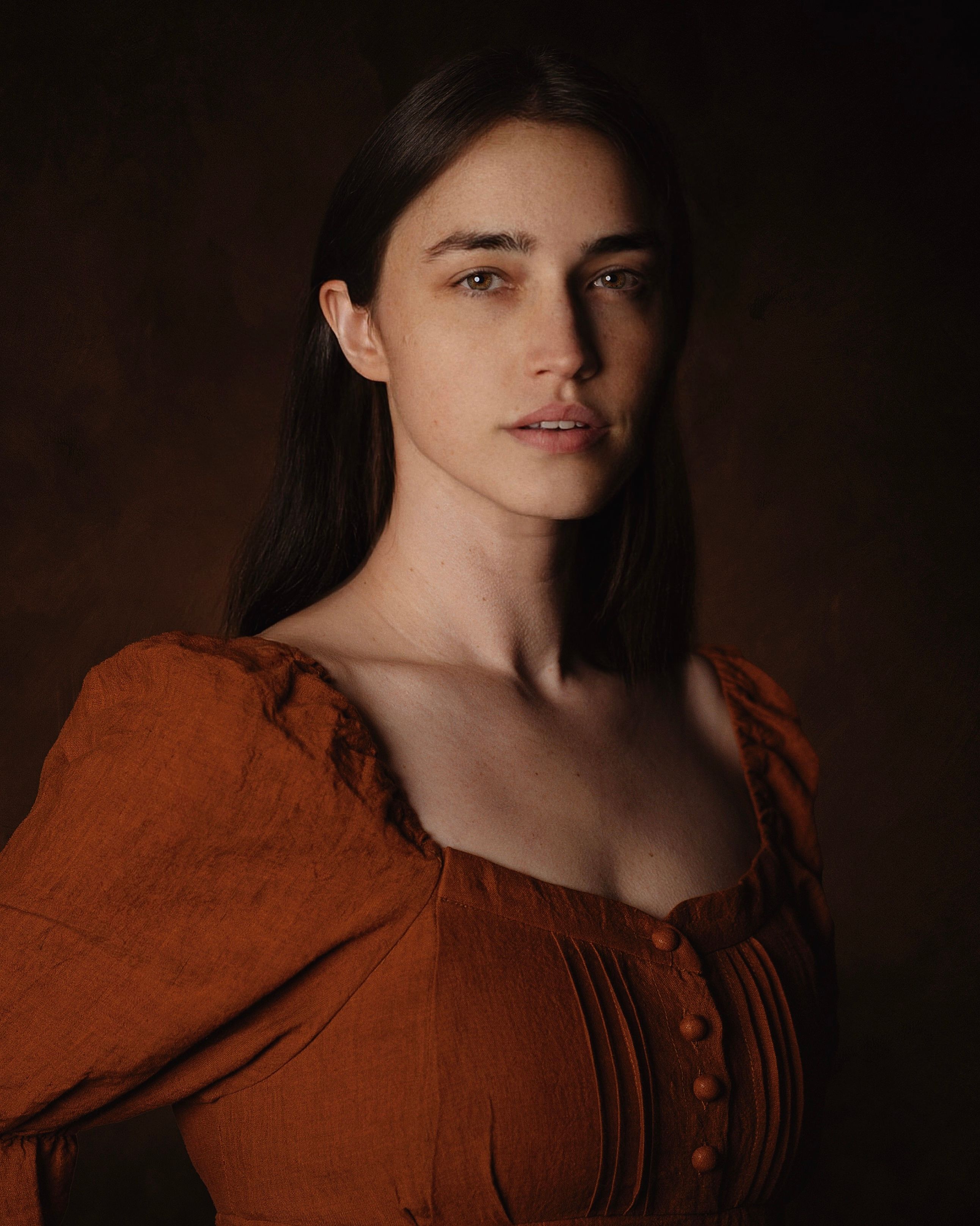 Beau Modèle à Portland Portant Une Robe En Lin Orange Brûlé, Portrait ...