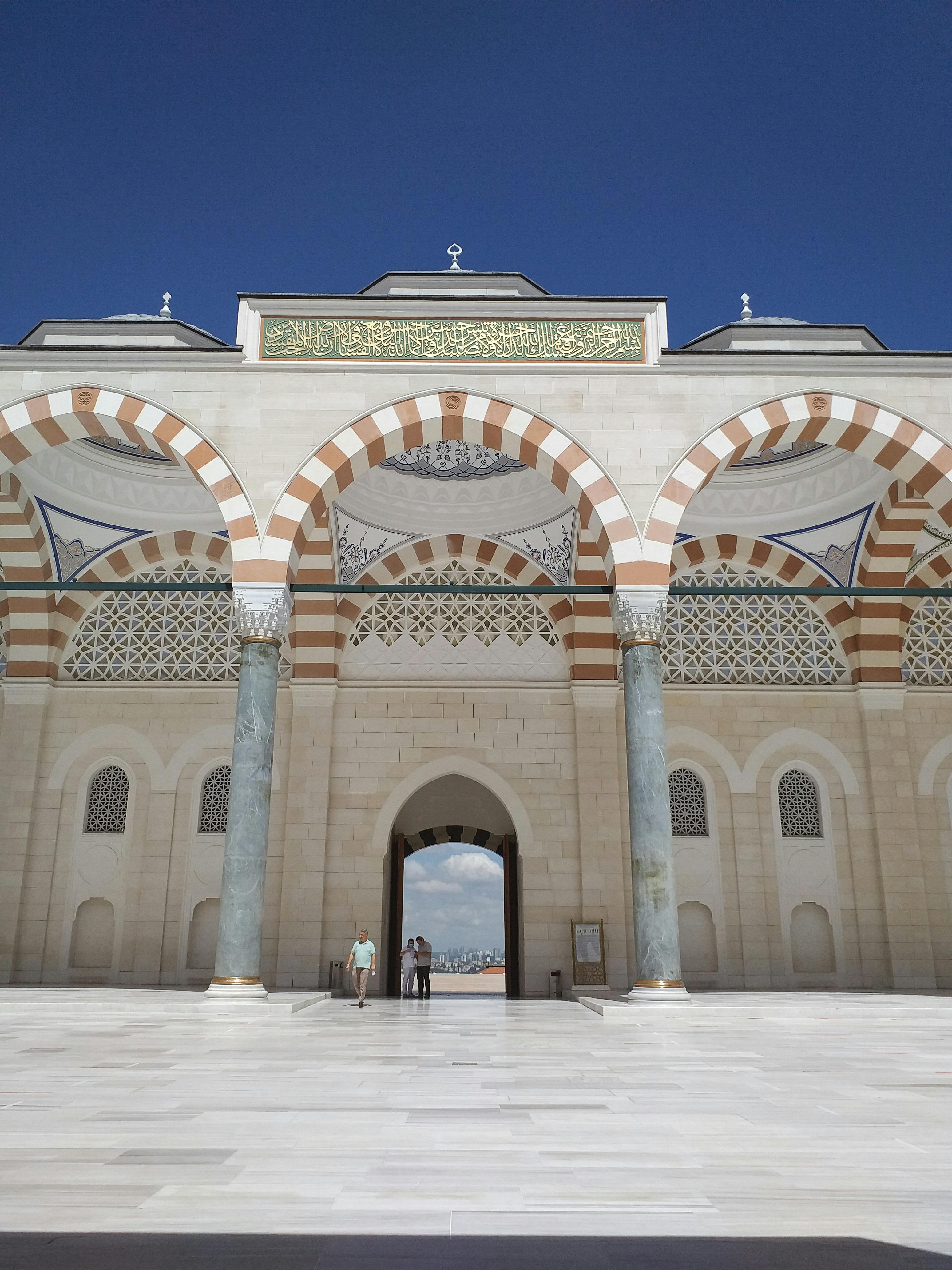 Tower of Grand Jamia Mosque Lahore · Free Stock Photo