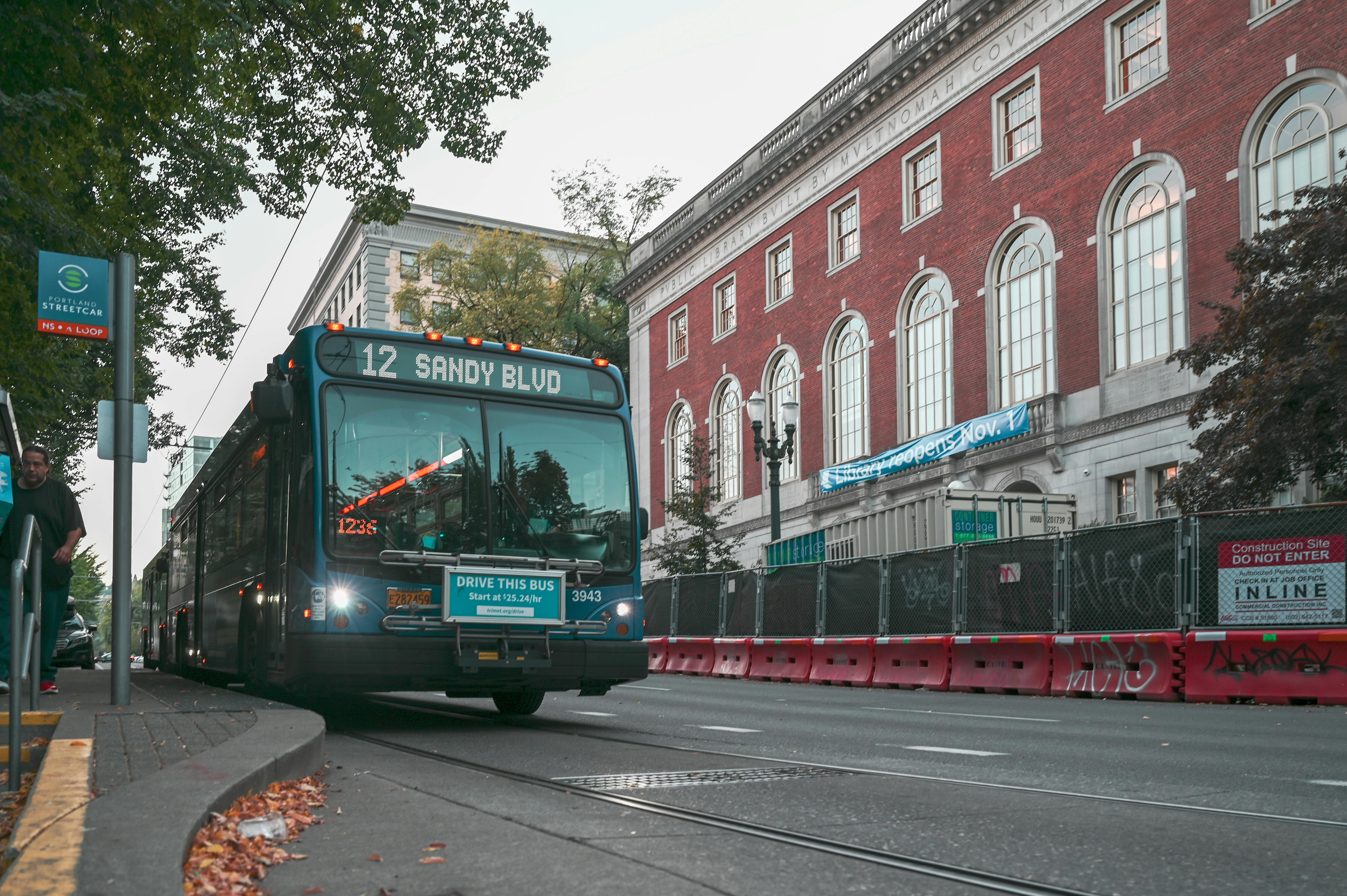 Bus on Street · Free Stock Photo
