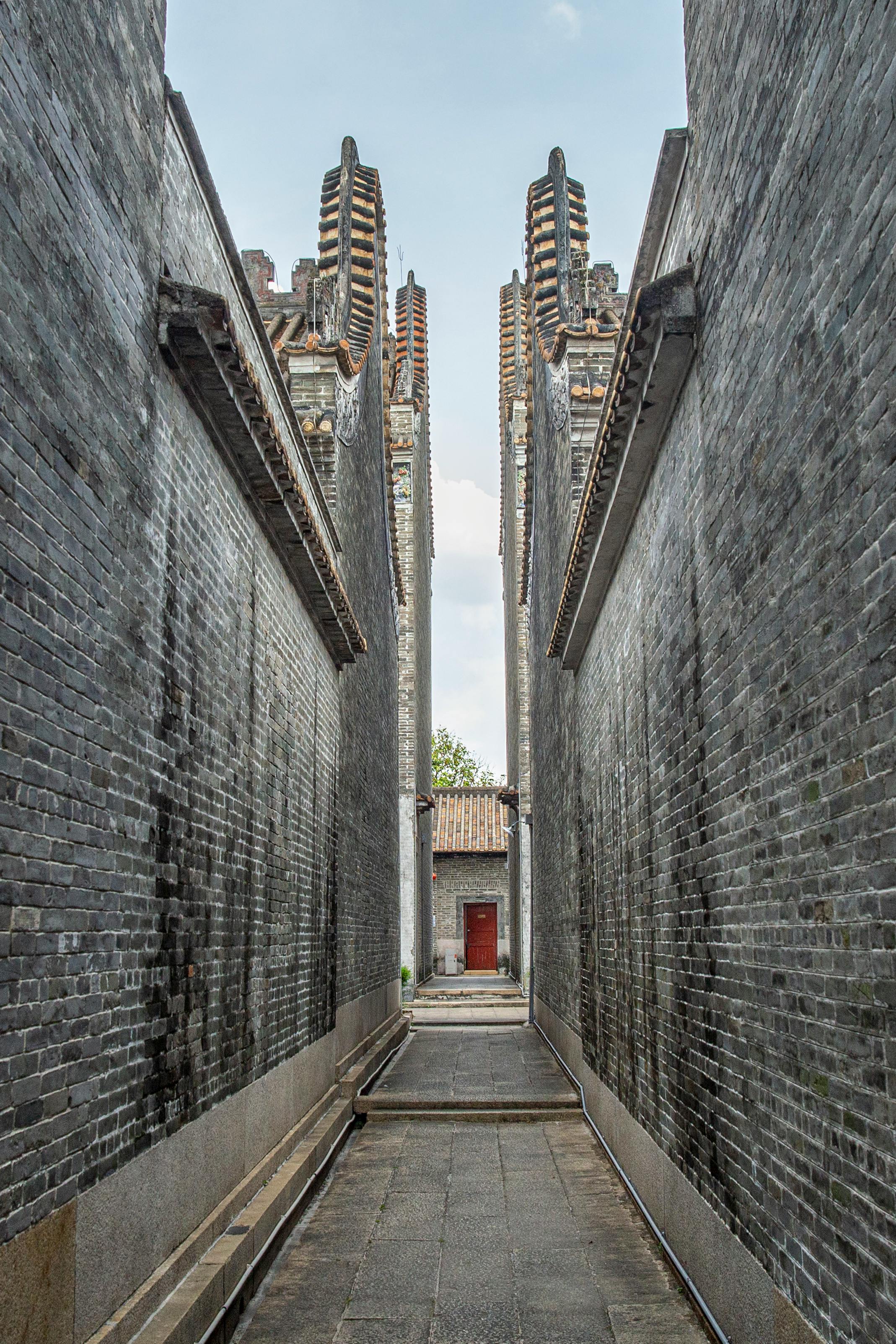 Narrow Alley between Buildings Walls · Free Stock Photo