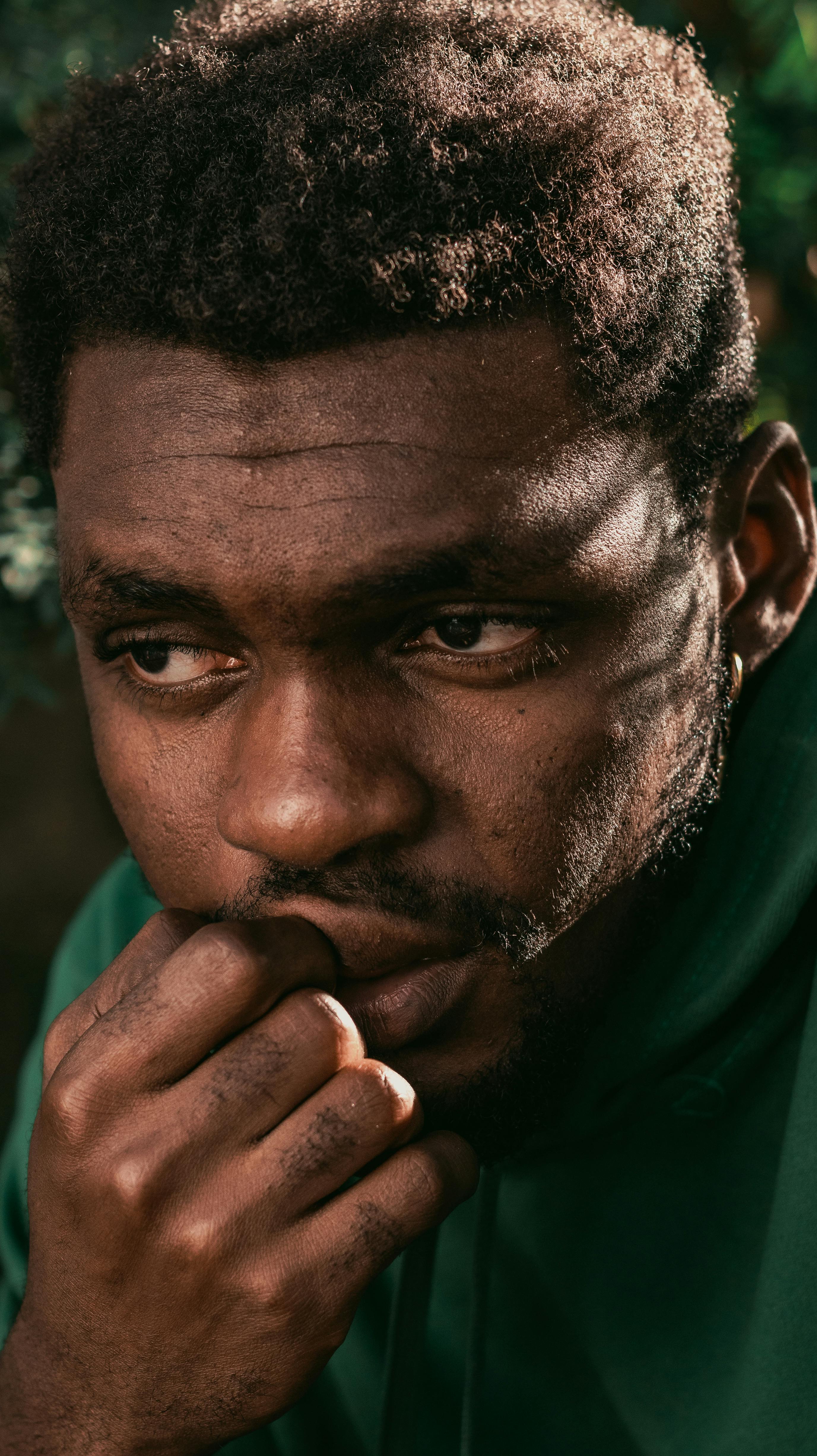 Foto Em Close Do Rosto De Um Homem · Foto profissional gratuita