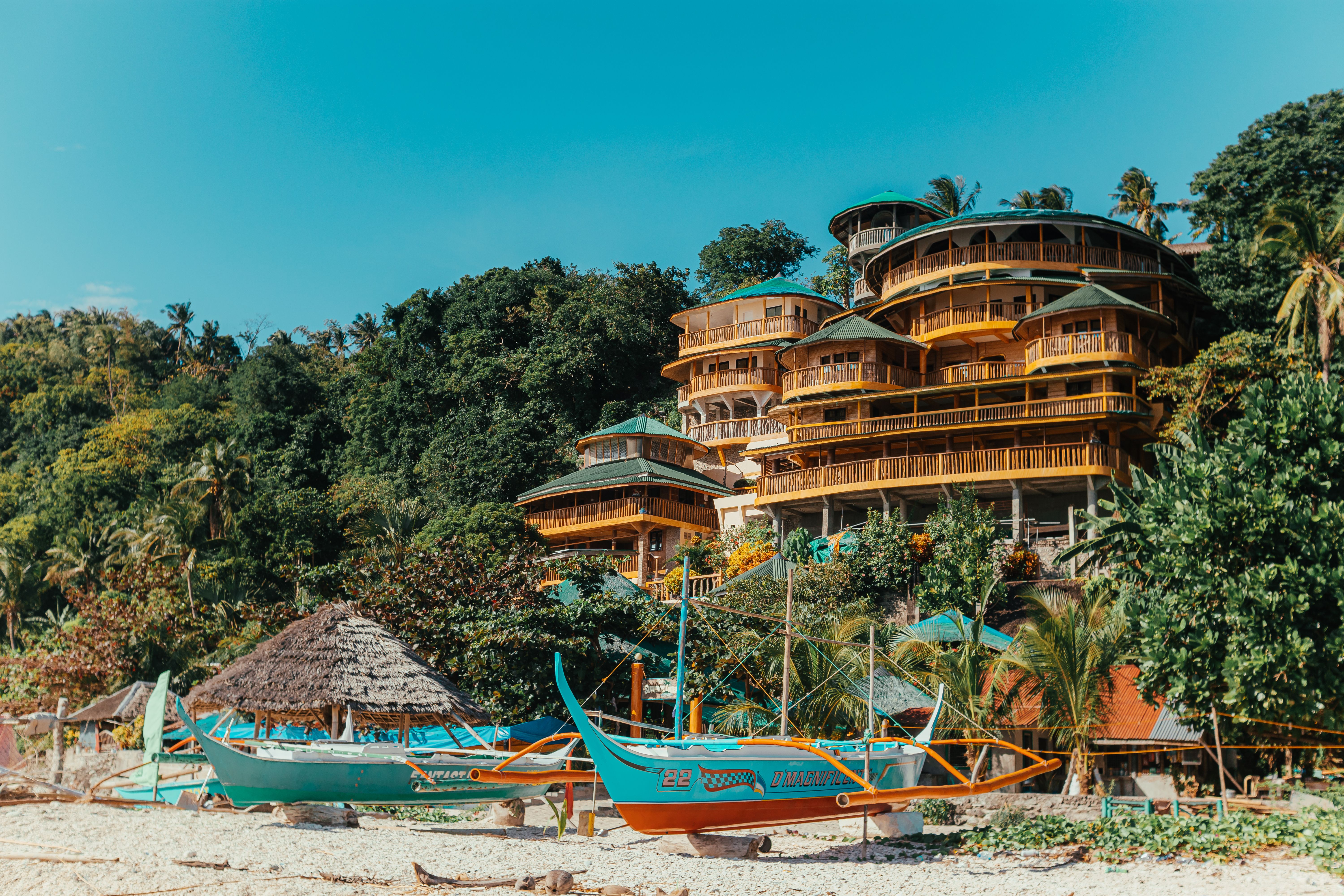 Tropical Resort Buildings and Boats on the Beach · Free Stock Photo