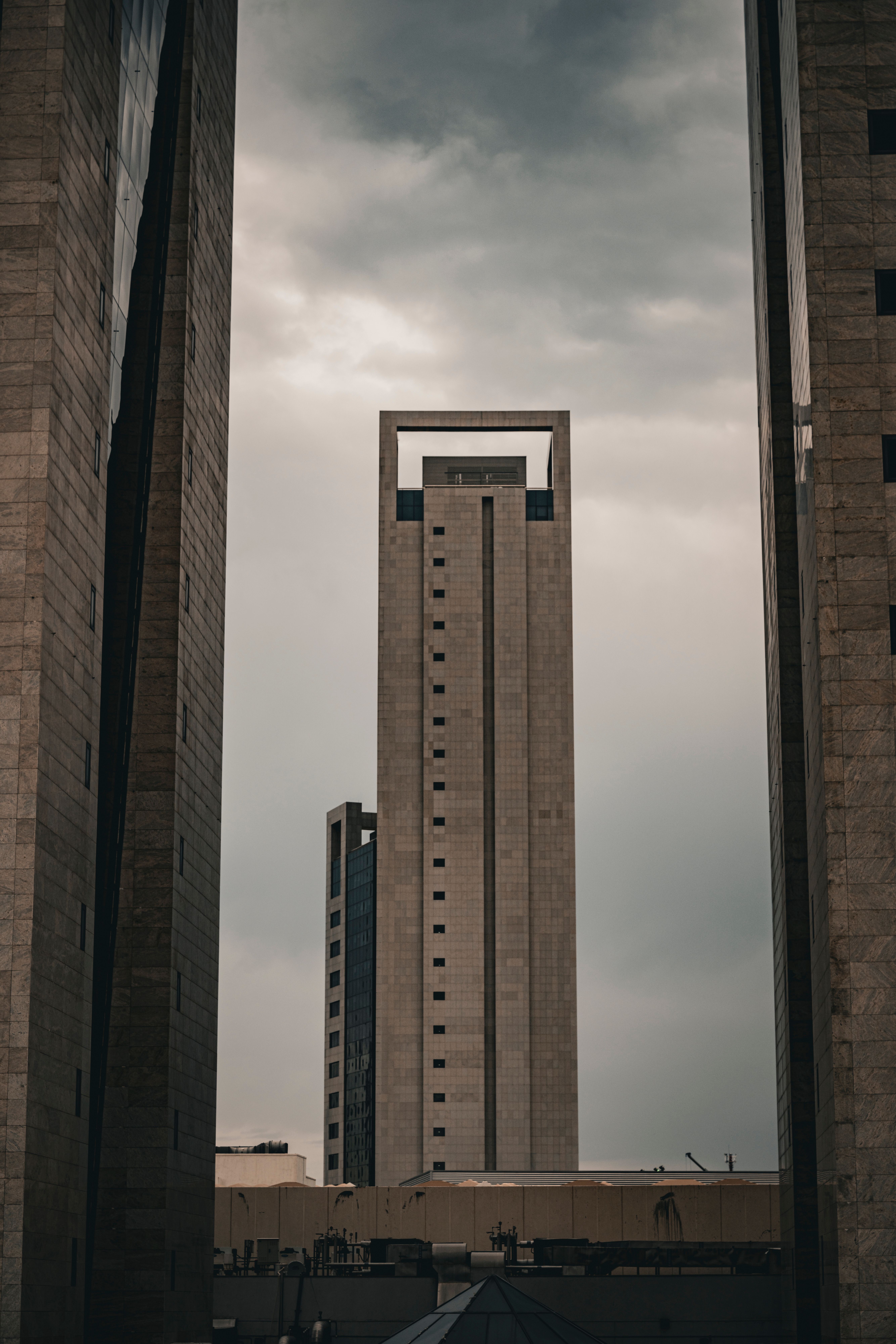 Modern Skyscraper under an Overcast Sky · Free Stock Photo