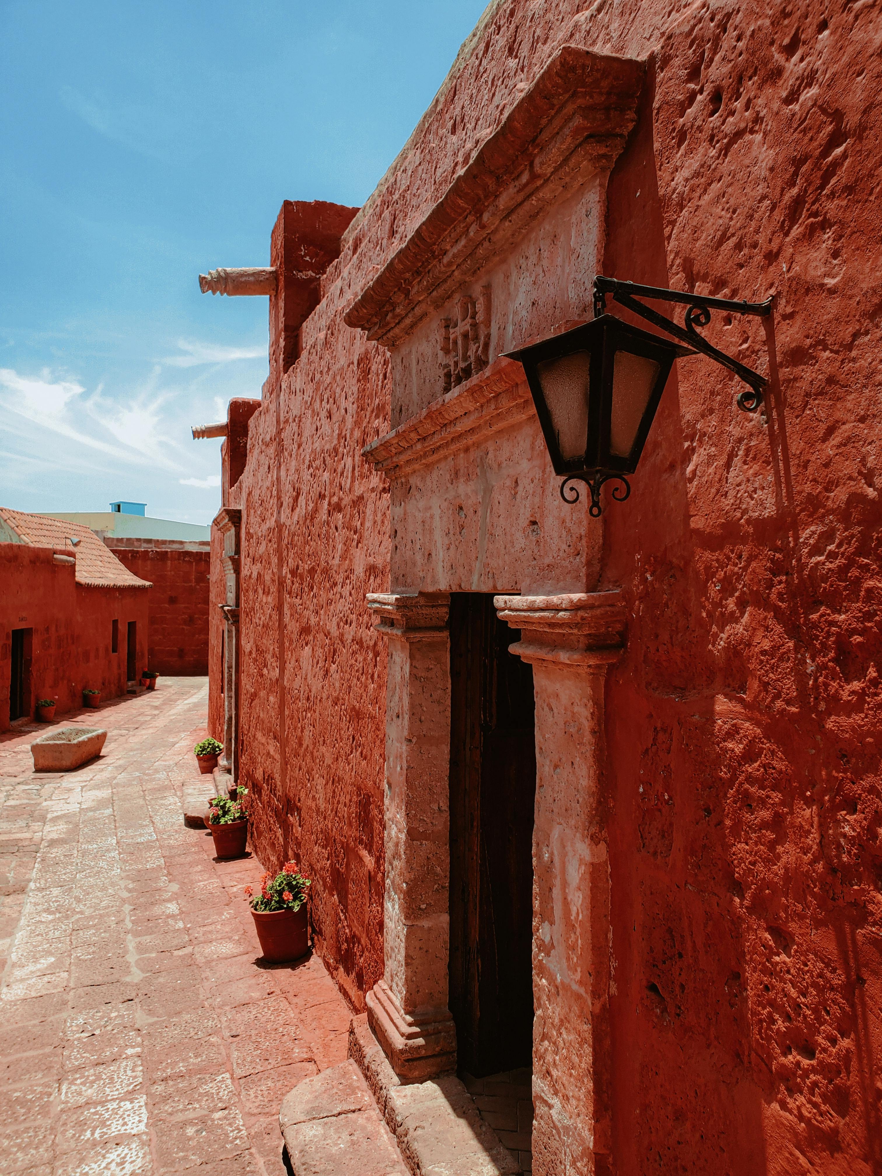 Sunlit Building Wall · Free Stock Photo