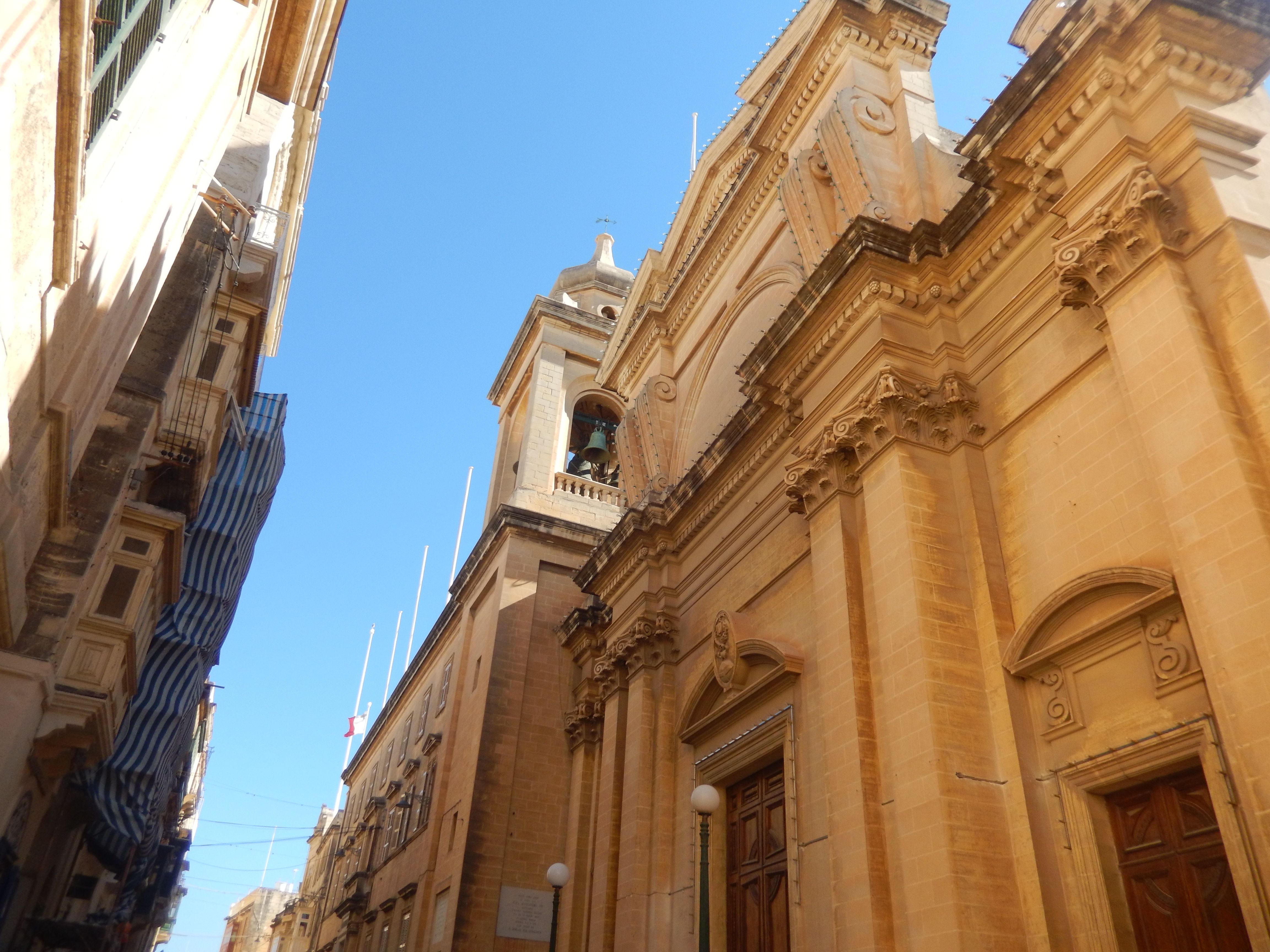 Blue Sky over Buildings · Free Stock Photo