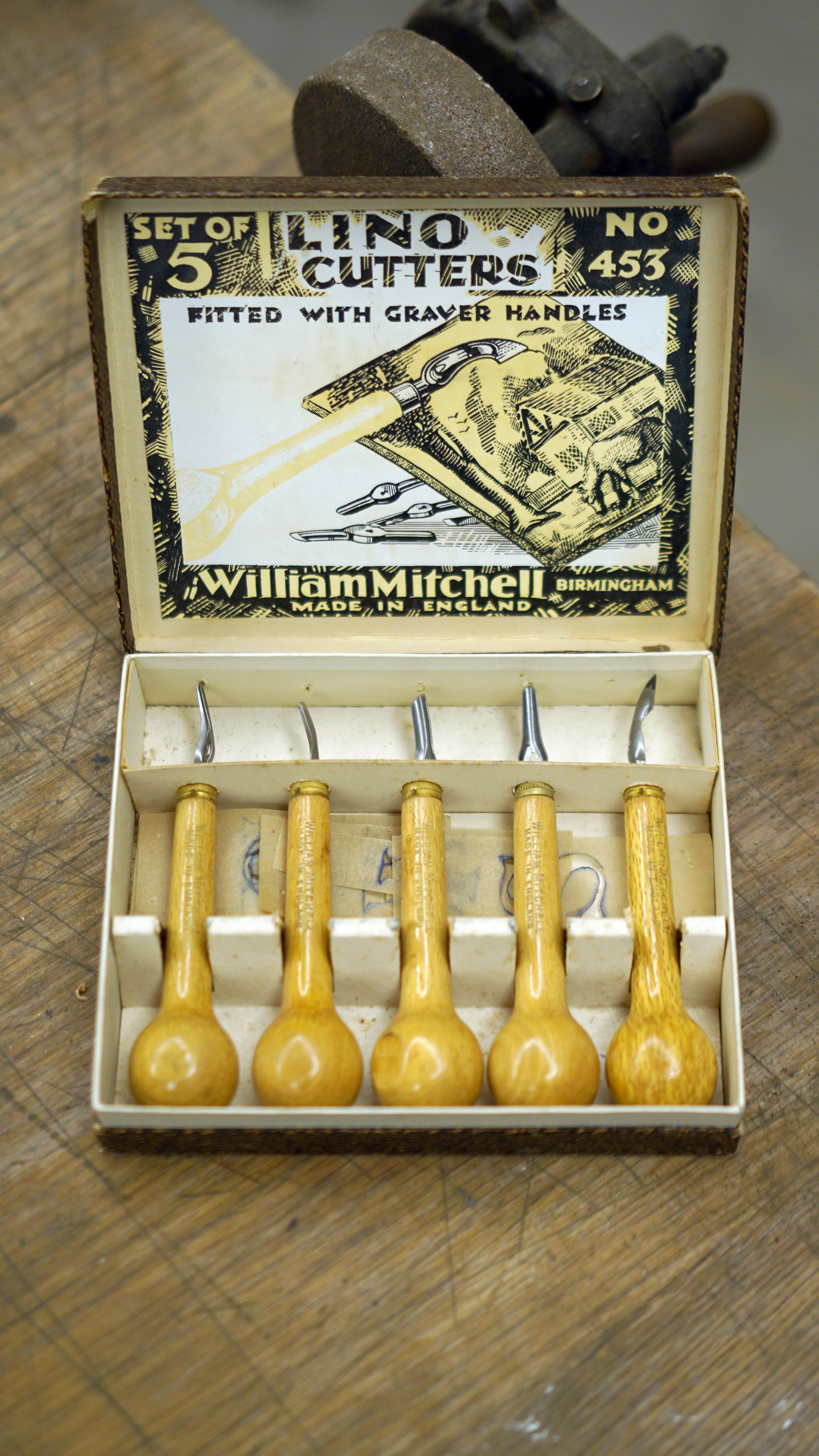 Lino Cutters with Wooden Handlers in Box · Free Stock Photo