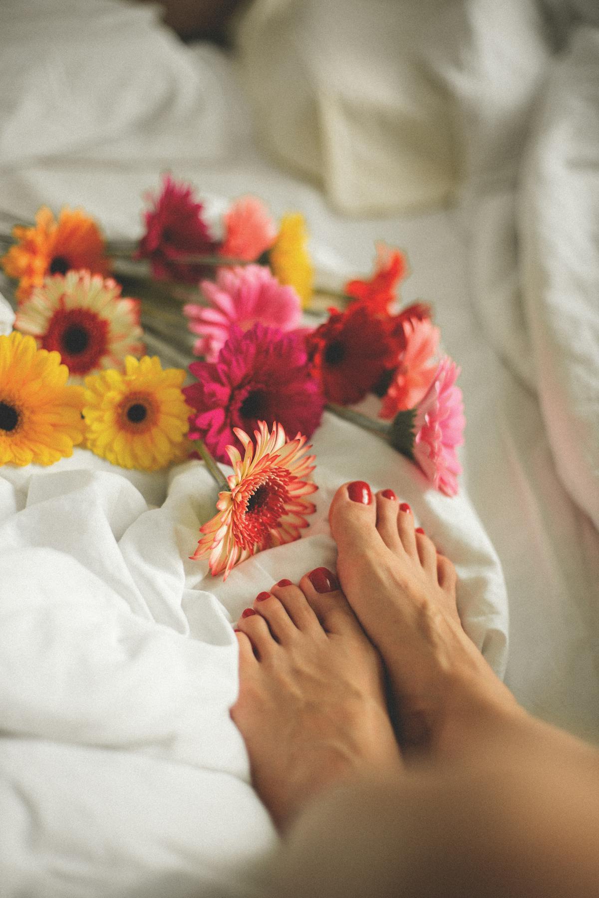 Feet Exposed On The Bed Photos, Download The BEST Free Feet Exposed On ...