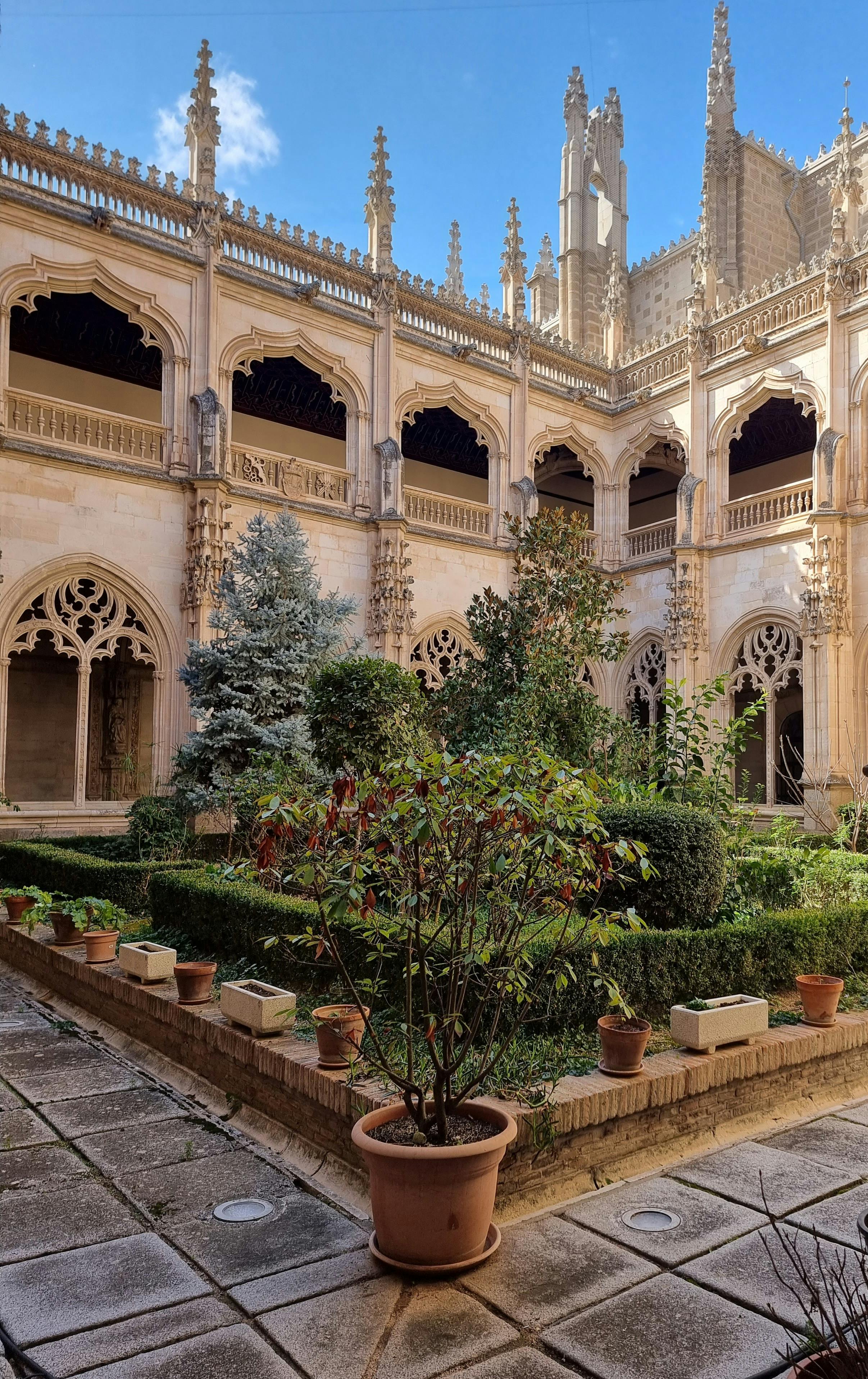 Foto de stock gratuita sobre adornado, arboles, cielo limpio, edificio, patio, plantas, tiro ...